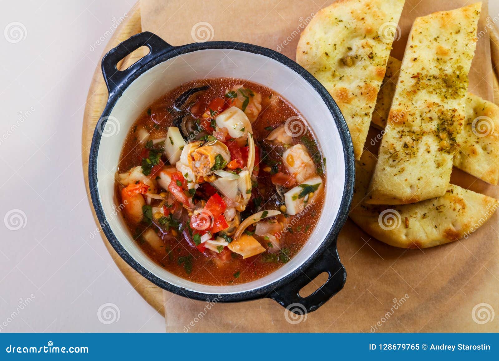 Sopa De Los Mariscos Con Pan Imagen de archivo - Imagen de coco, amargo ...