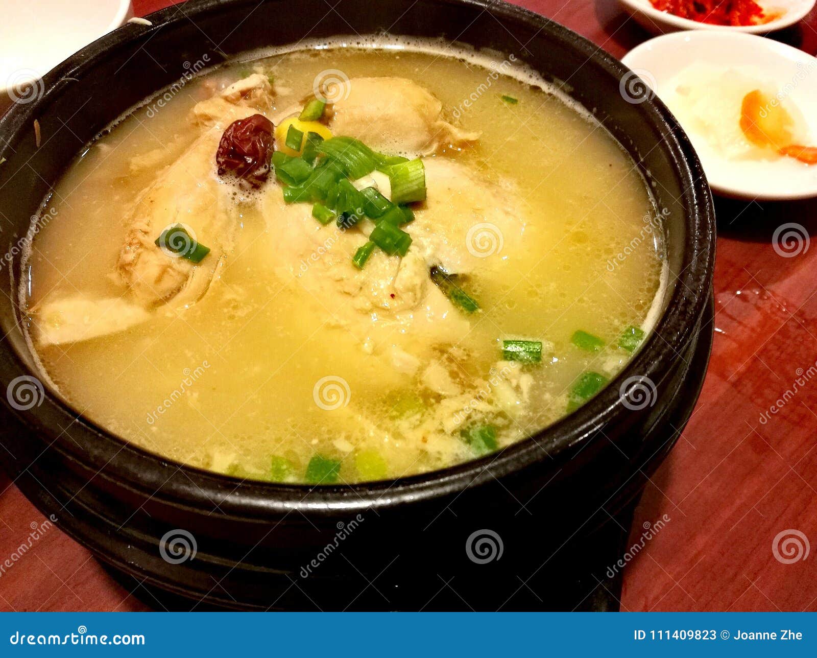 Sopa De Pollo Coreana Tradicional Del Ginseng De La Comida Imagen de ...