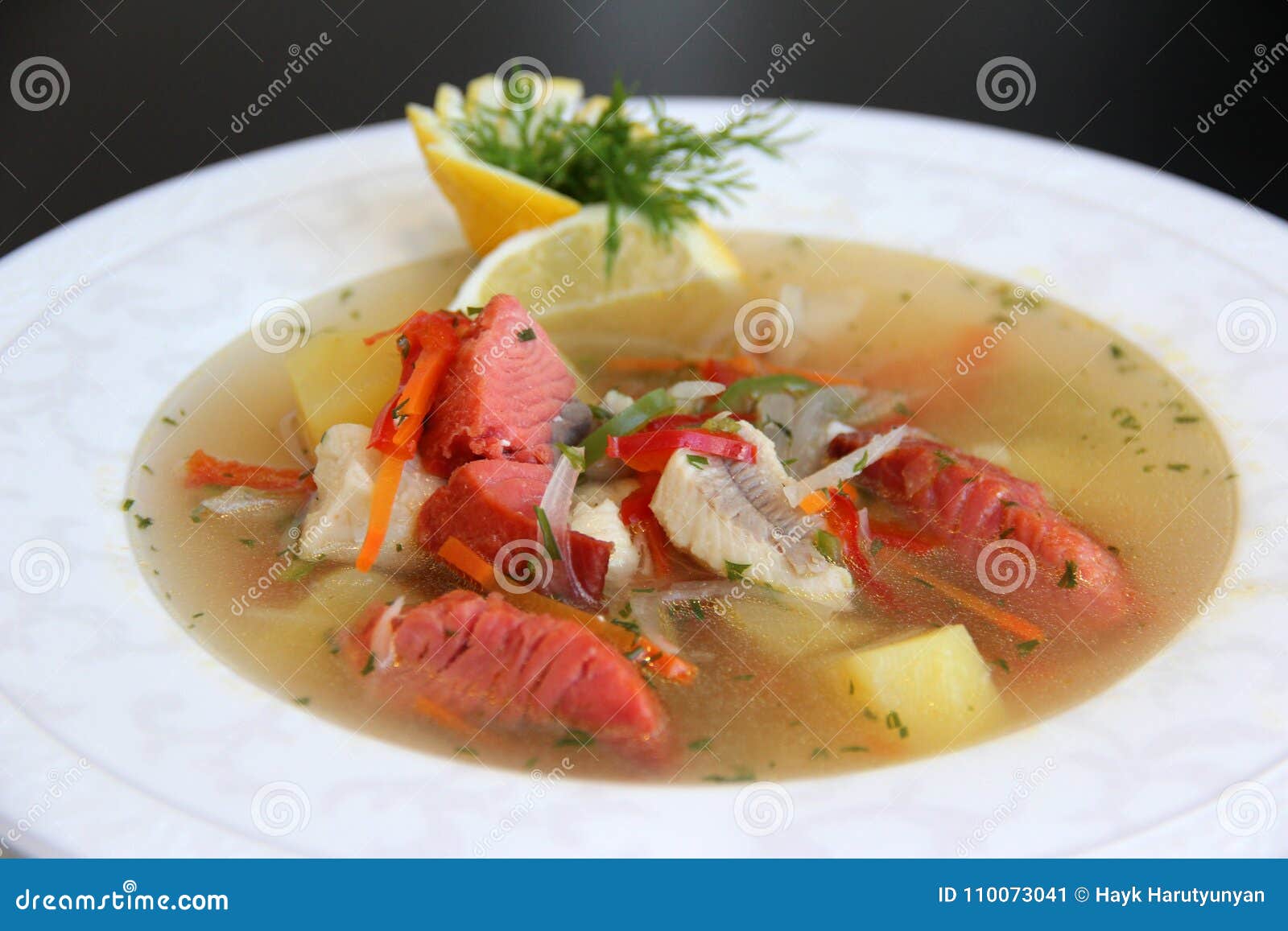 Sopa de rey Fish imagen de archivo. Imagen de mozarela - 110073041