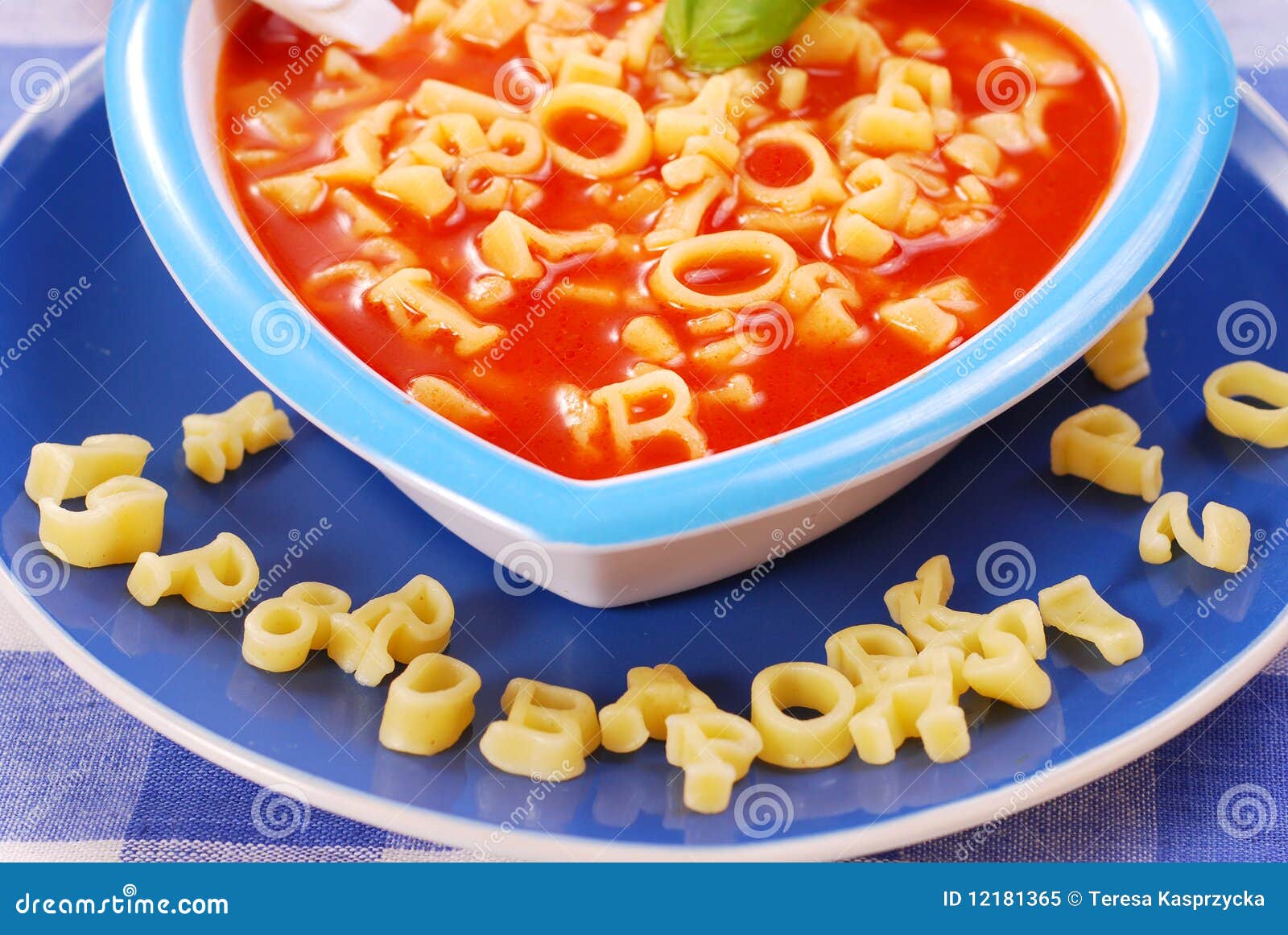 Sopa Do Tomate Com Massa Para a Criança Imagem de Stock - Imagem de ...