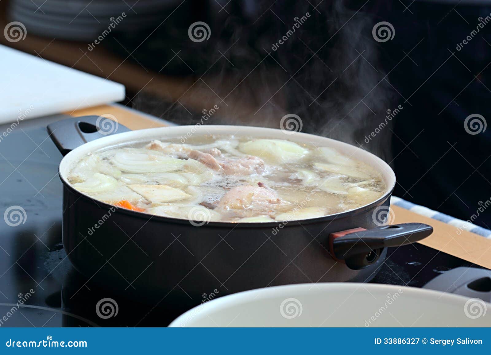 Sopa en el cazo imagen de archivo. Imagen de cacerola - 33886327