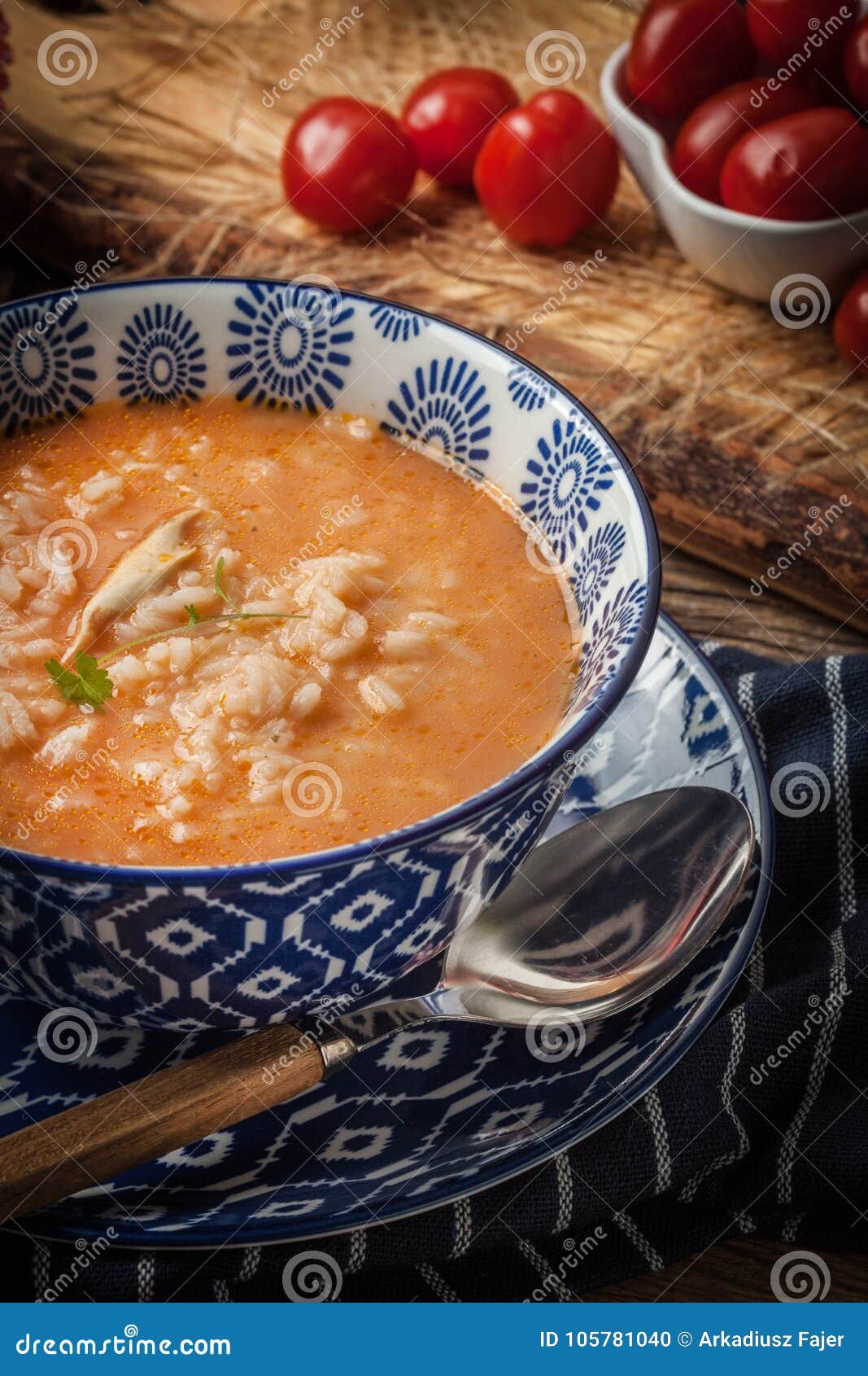 Sopa Fresca Del Tomate Con Arroz Foto de archivo - Imagen de alimento ...