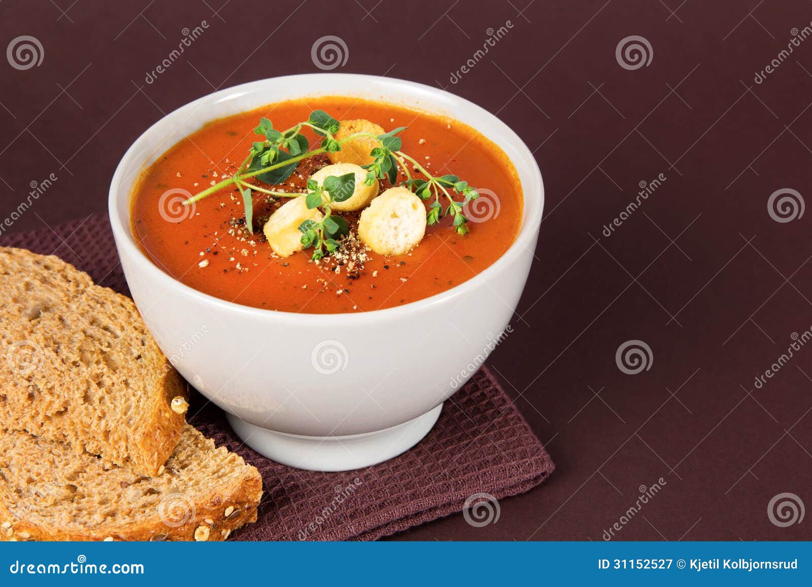 Sopa Fresca Del Tomate Con Los Cuscurrones Y Las Hierbas Imagen de ...