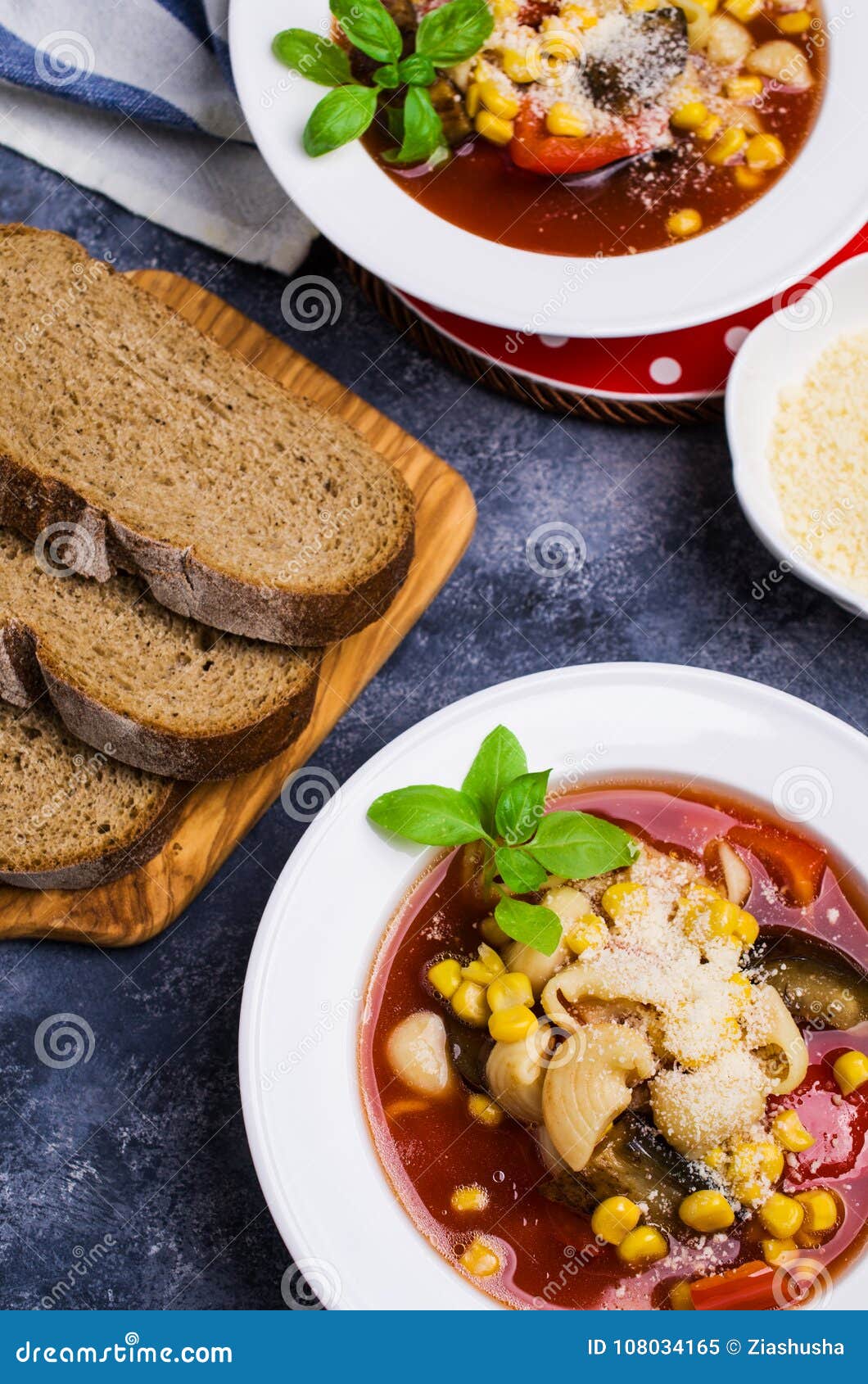 Sopa Italiana Tradicional Con Las Pastas Imagen de archivo - Imagen de ...
