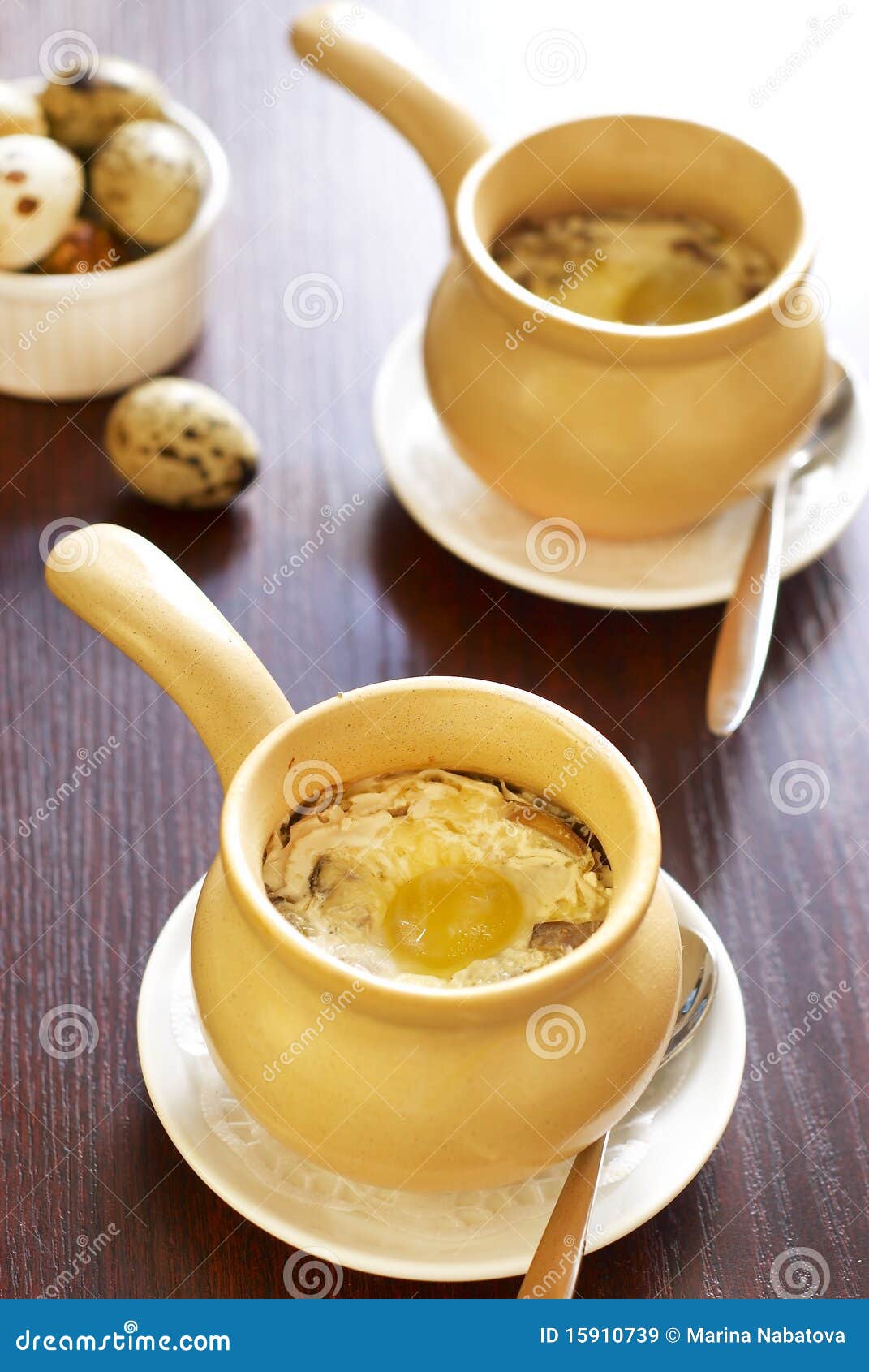 Sopa Juliana Con Los Huevos De Codornices Imagen de archivo - Imagen de ...