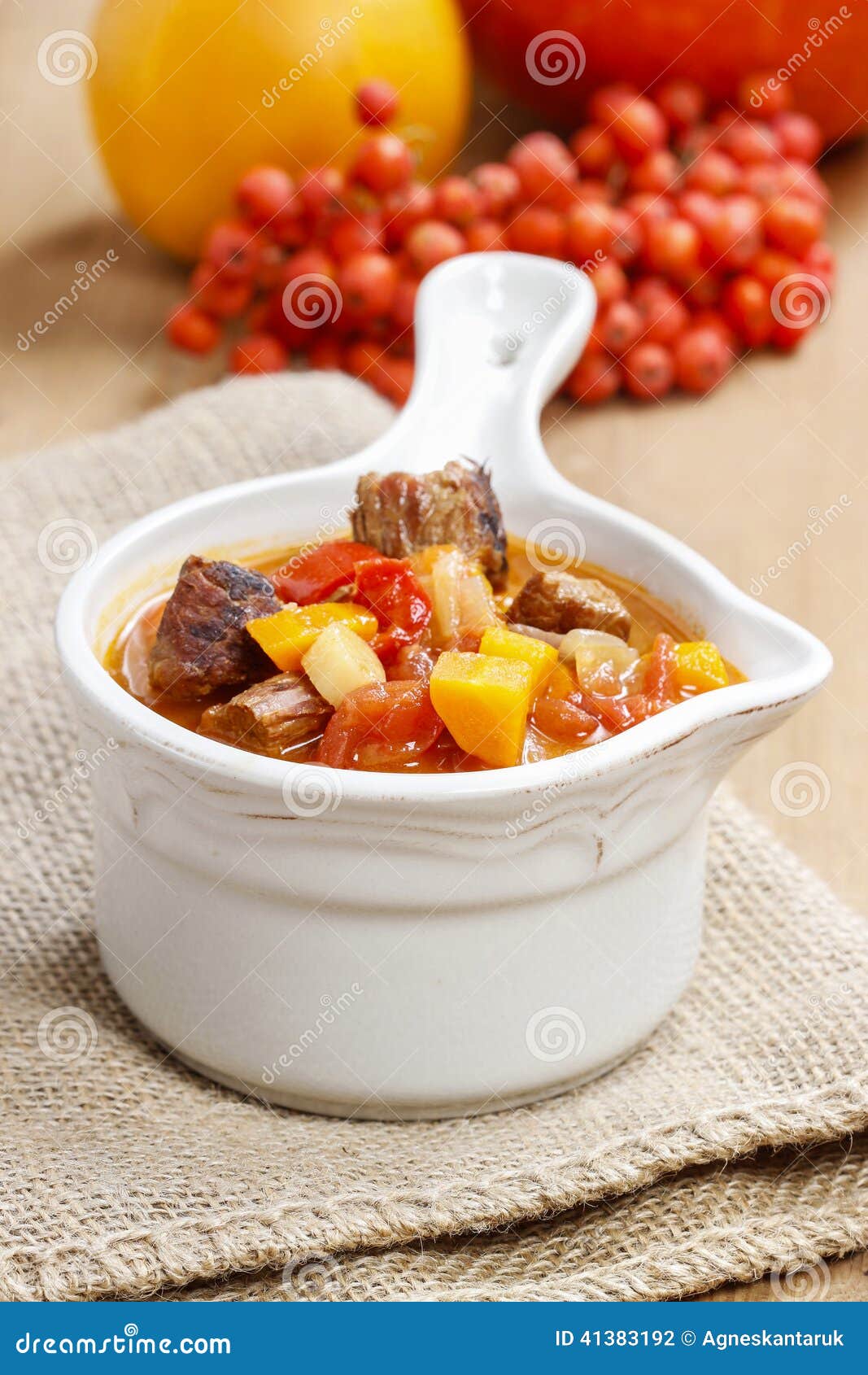 Sopa Roja Con Las Verduras Y La Carne Foto de archivo - Imagen de ...