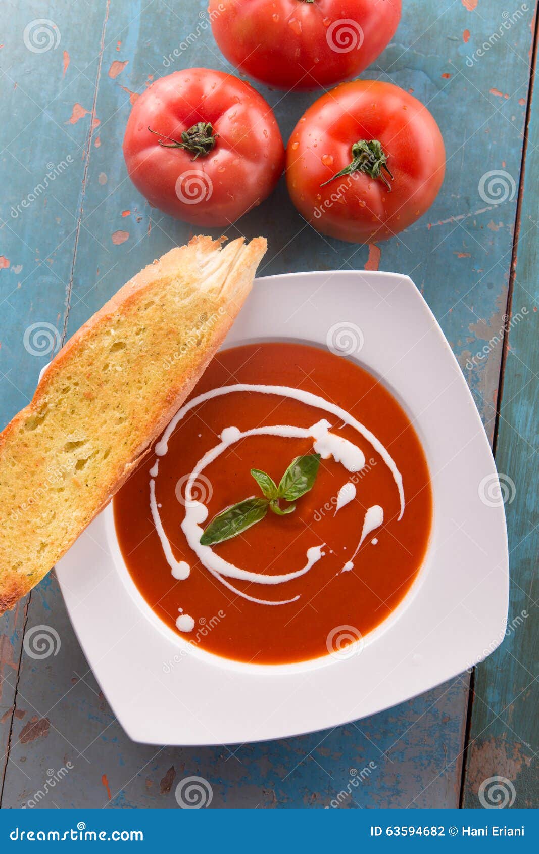 Sopa Roja Del Tomate Con Nata Para Montar Foto de archivo - Imagen de ...
