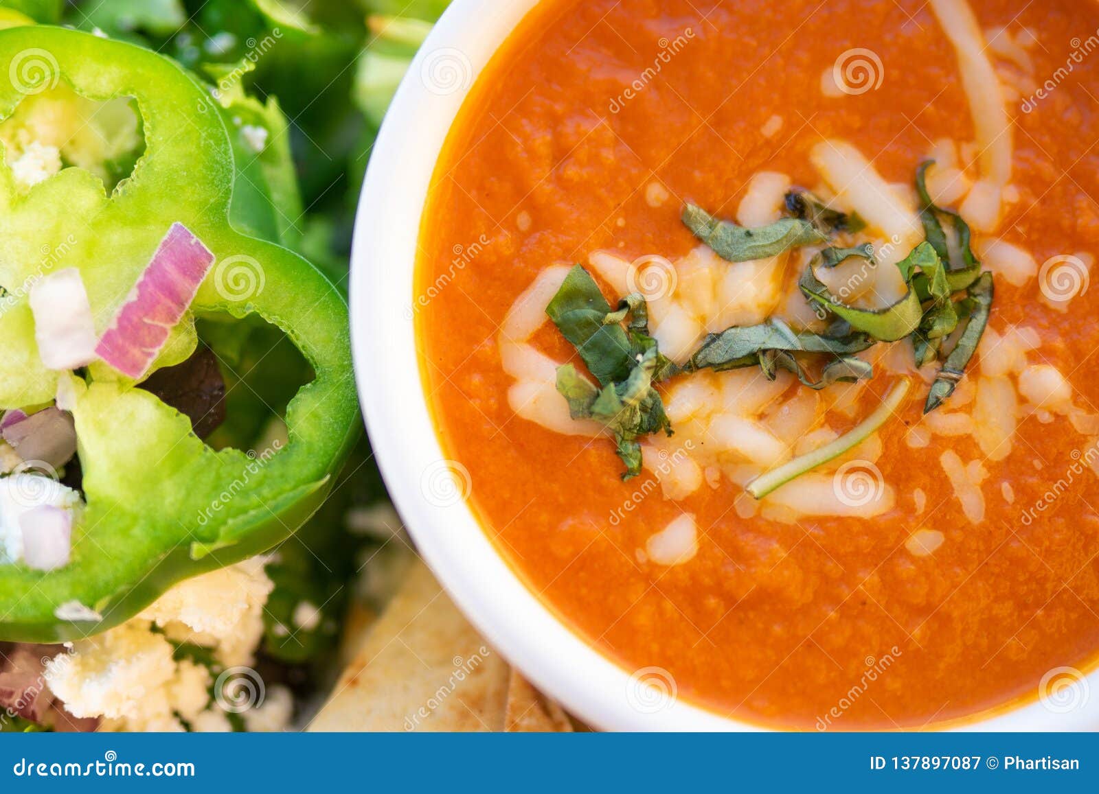 Sopa Y Ensalada Sanas, Sopa Del Tomate Imagen de archivo - Imagen de ...