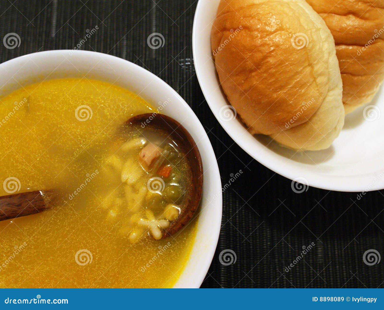Sopa y pan imagen de archivo. Imagen de estera, pastas - 8898089