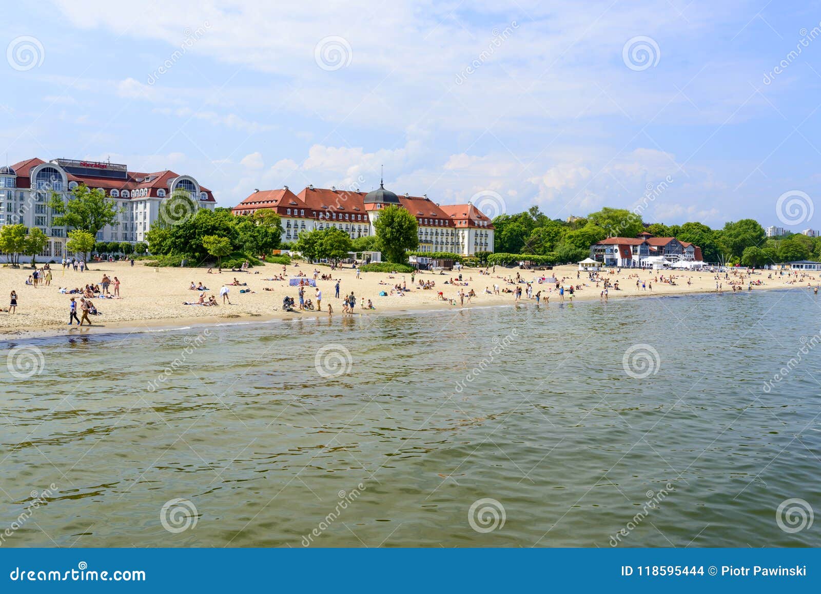 Sopot Strand redaktionelles stockbild. Bild von hell - 118595444