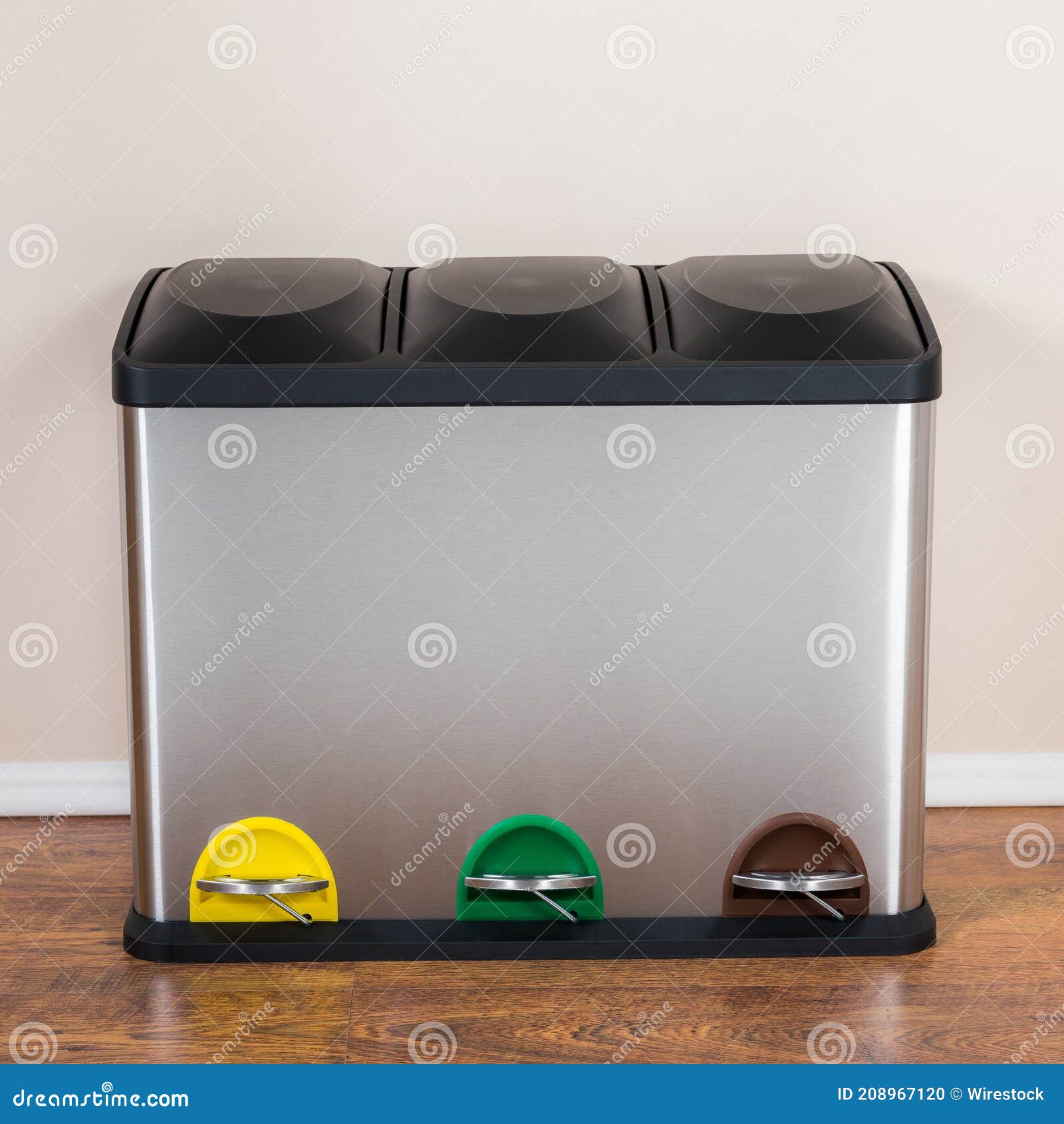 Sopsortering i hemmet arkivfoto. Bild av avfall, natur - 208967120