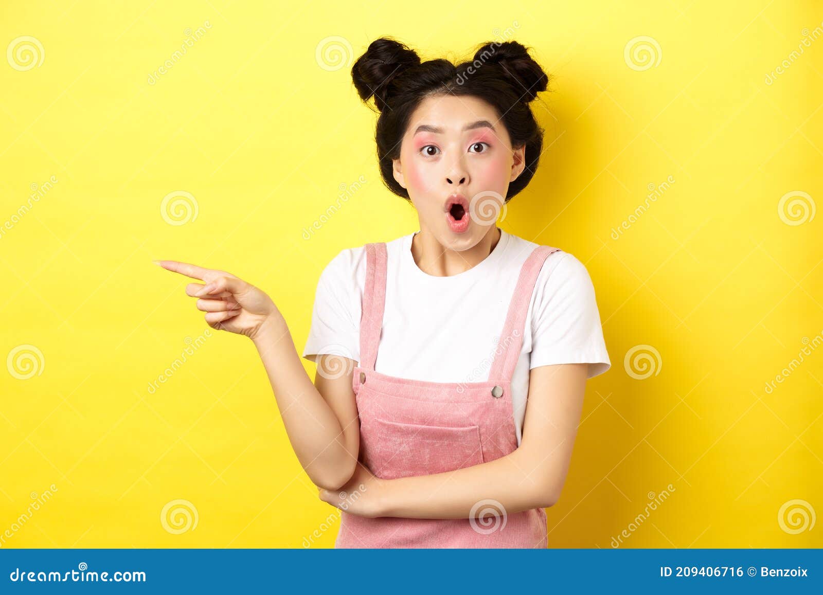Sorprendida Adolescente Asiática Con Aspecto Impresionado Dicen Wow Y Dedo Acusador A La