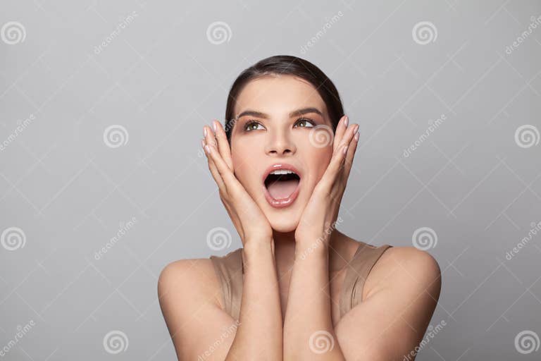 Sorprendida Mujer Con Boca Abierta Con Fondo Blanco Foto De Archivo Imagen De Manera Retrato
