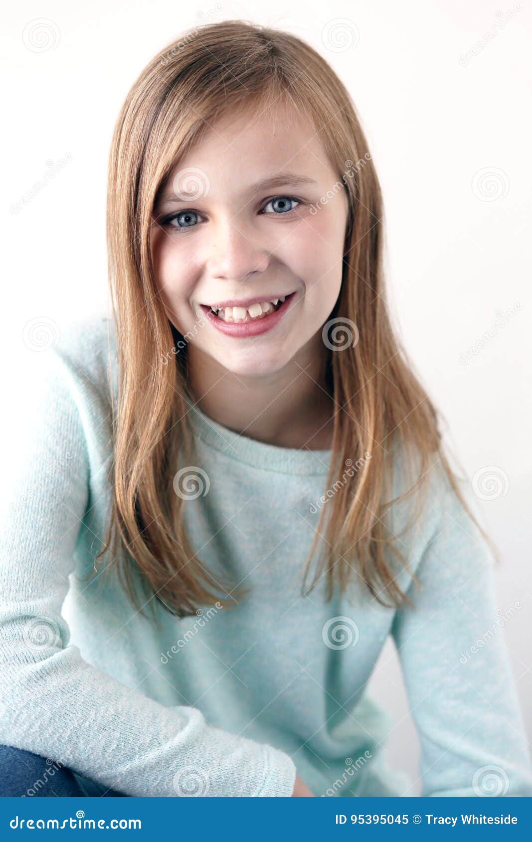 Sorriso da menina do Tween imagem de stock. Imagem de azul - 95395045