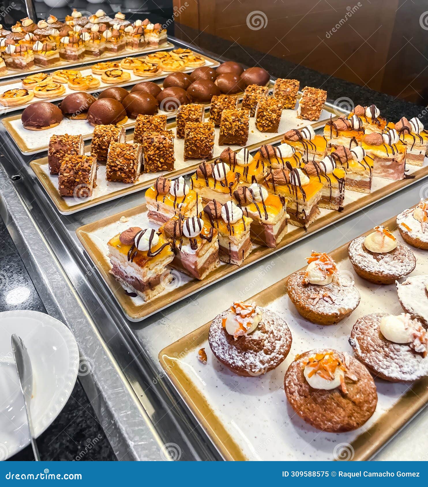 Sortido De Bolos Pequenos E Doces Num Buffet De Hotel Imagem de Stock ...