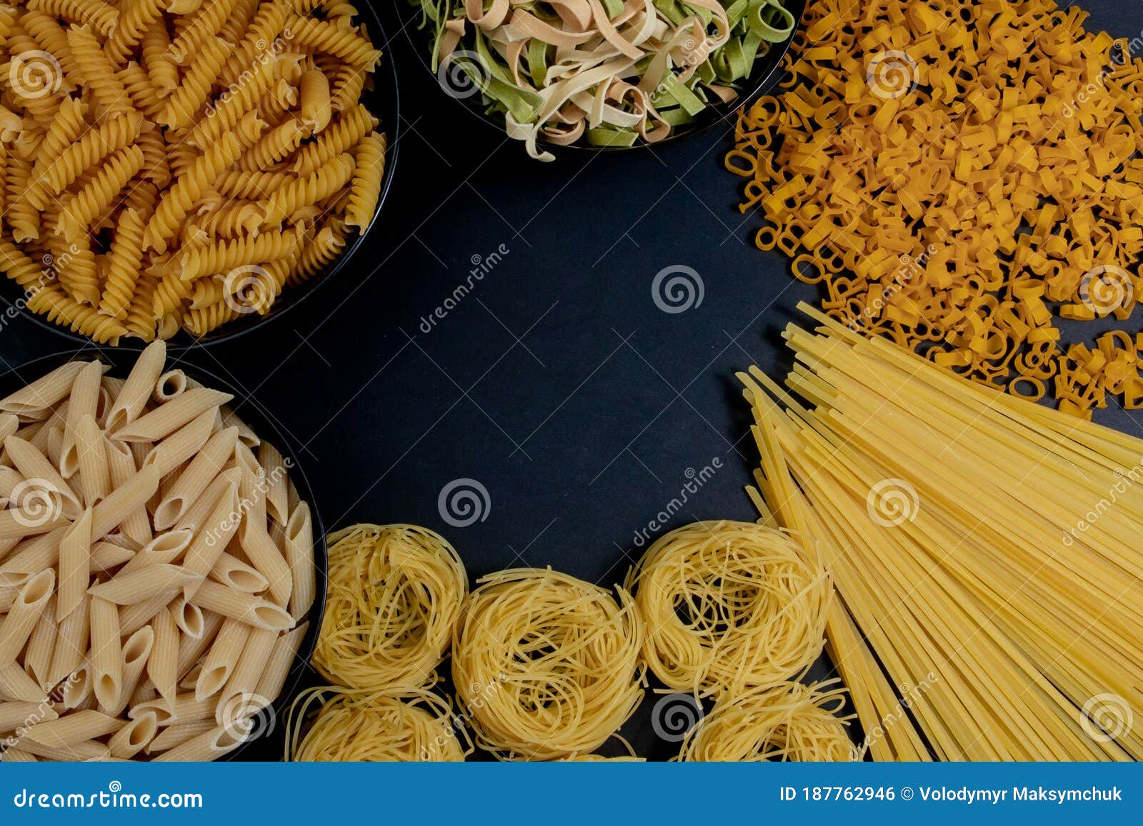 Sortido De Diferentes Tipos De Massas Secas Sobre Fundo Negro Foto de ...