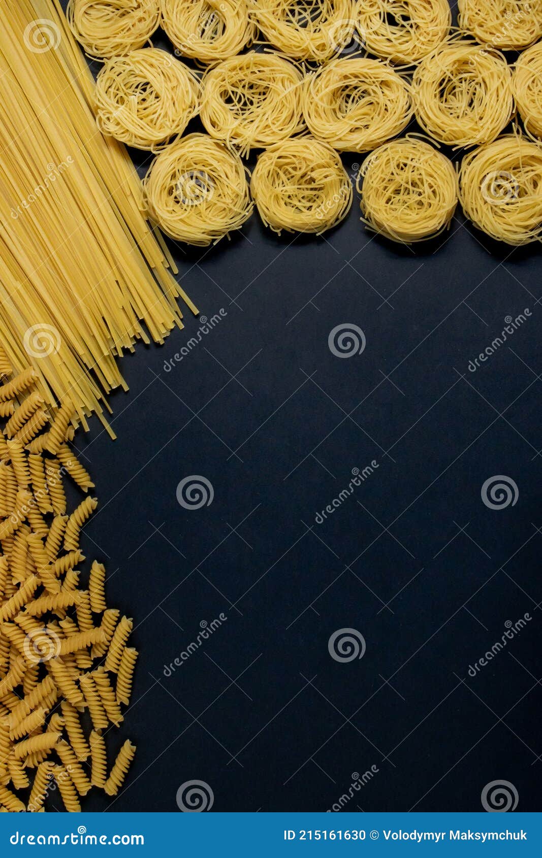 Sortido De Diferentes Tipos De Massas Secas Sobre Fundo Negro Foto de ...
