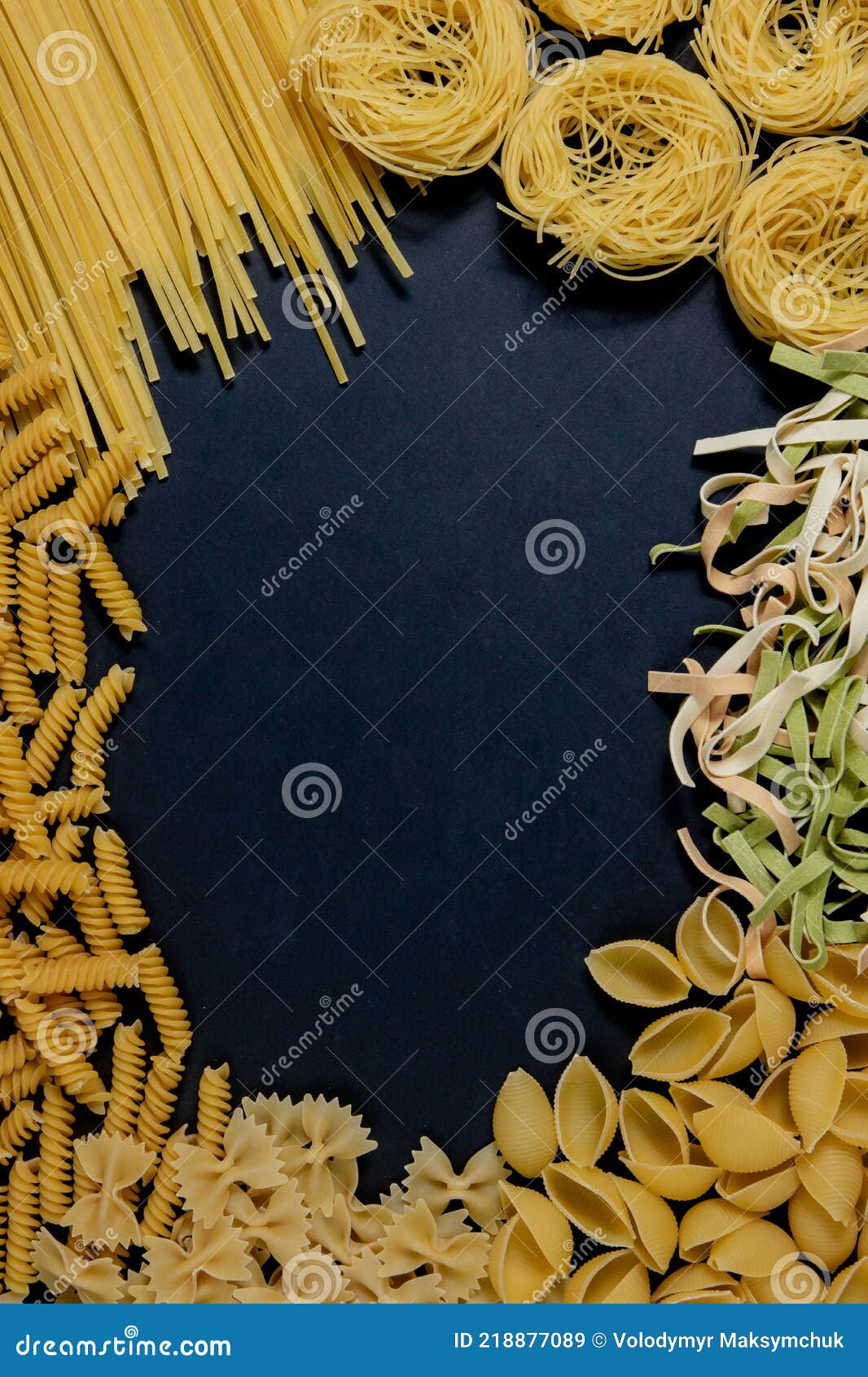 Sortido De Diferentes Tipos De Massas Secas Sobre Fundo Negro. Imagem ...