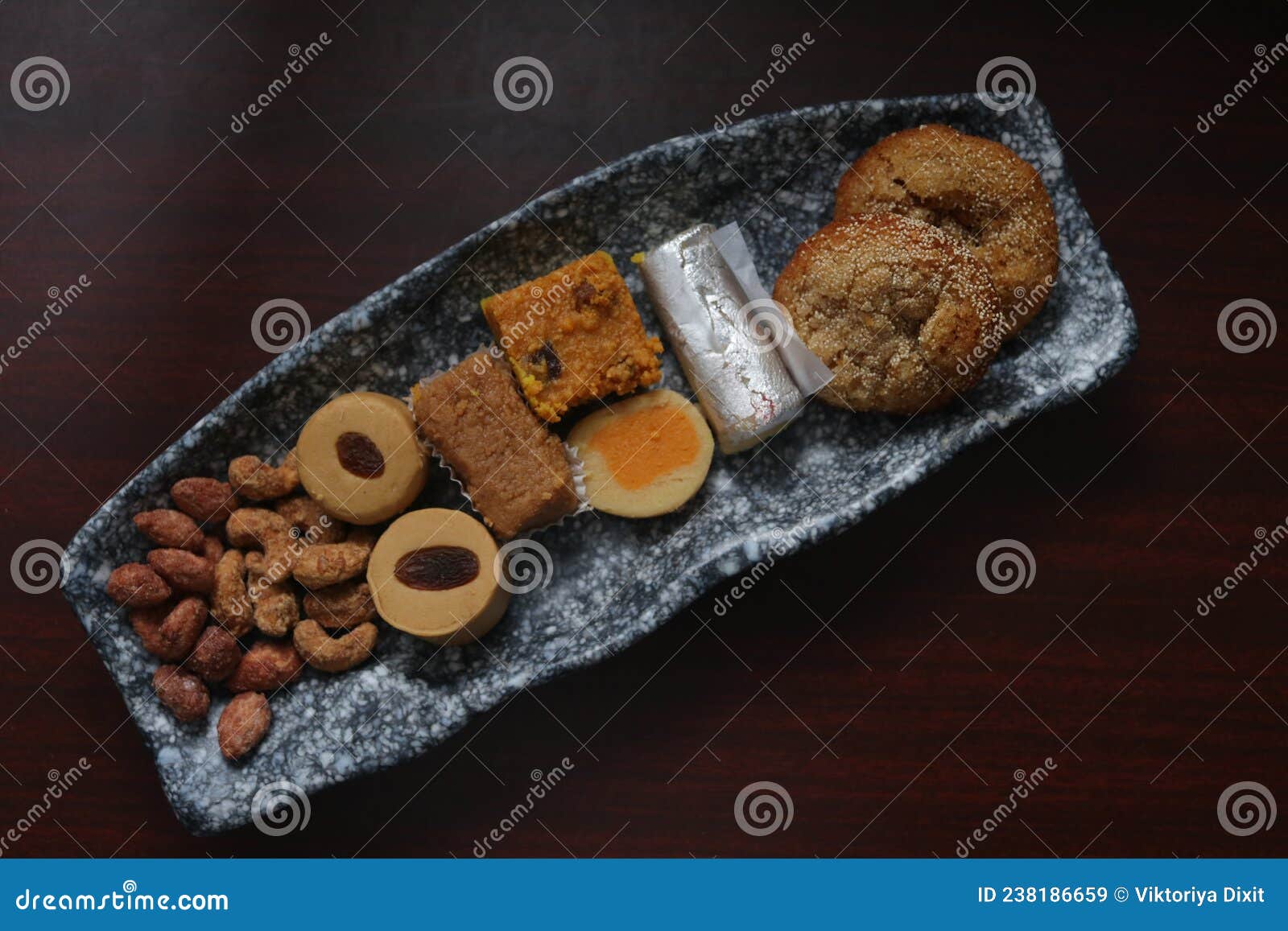 Sortidos De Aperitivos E Doces Indianos. Snacks Vegetarianos Imagem de ...