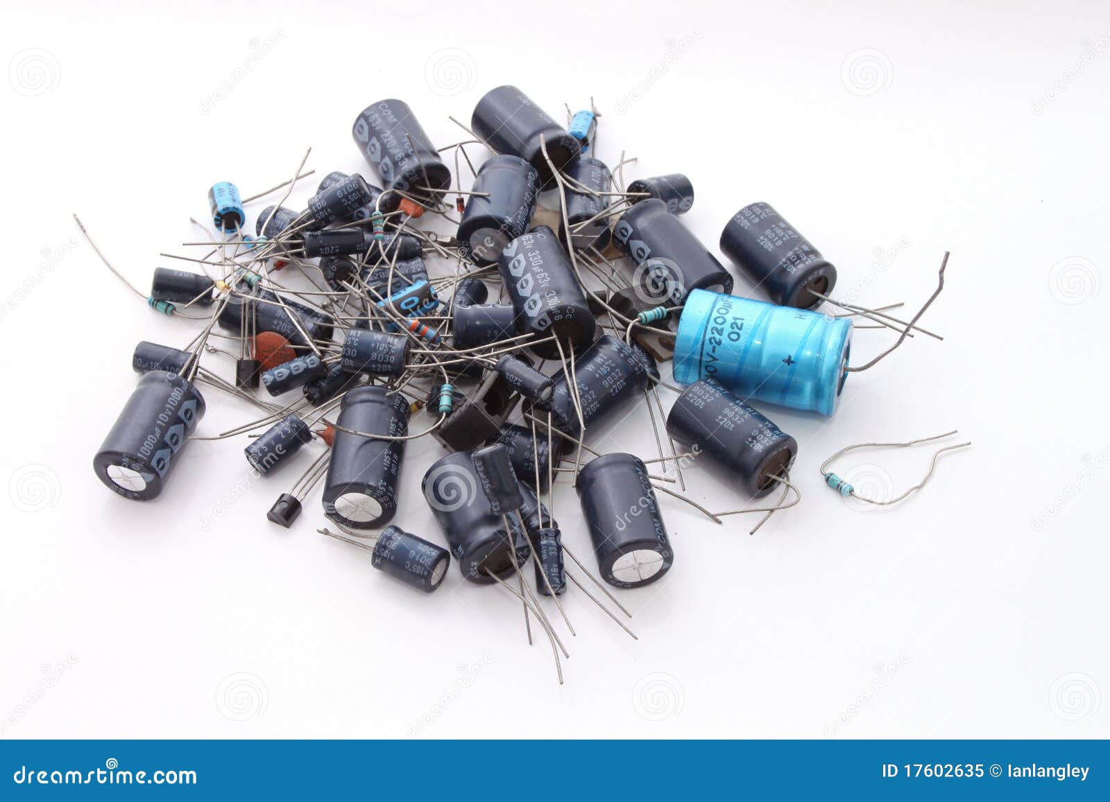 Sortierte Elektronikteile stockbild. Bild von elektrisch - 17602635