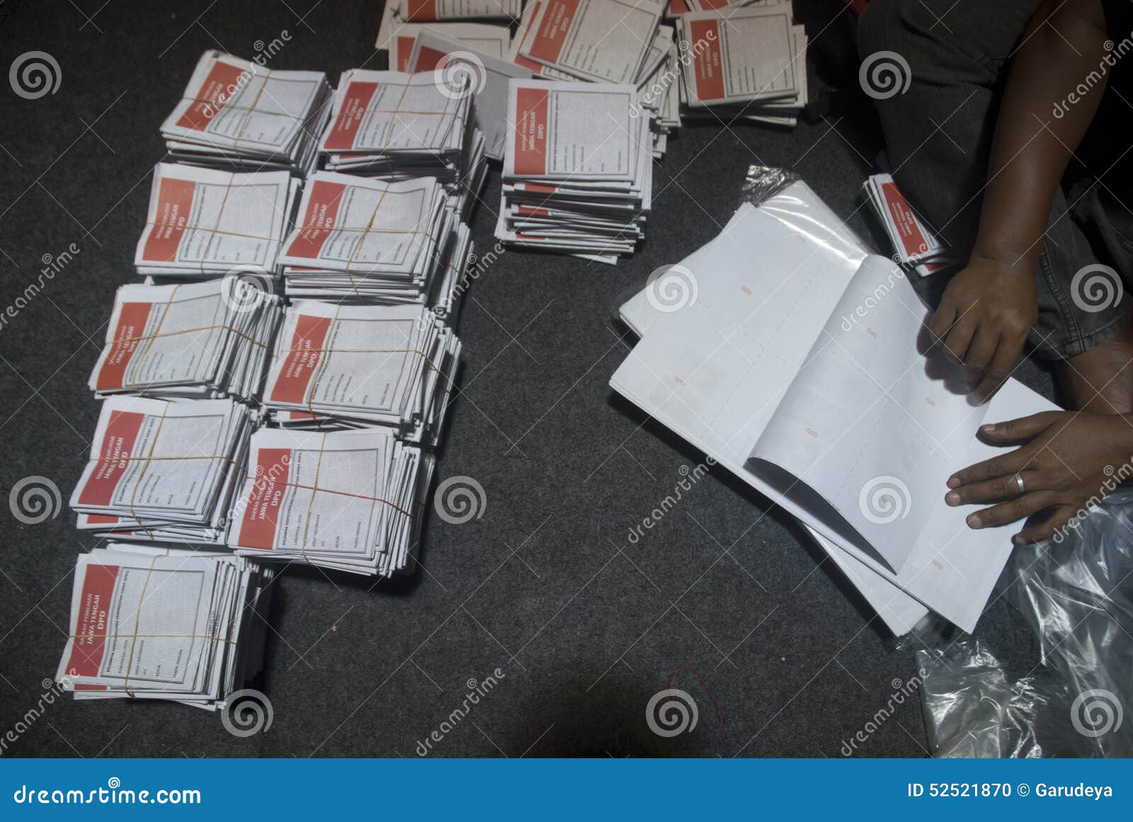 SORTING ELECTION BALLOT PAPERS Editorial Image - Image of solo, ballot ...