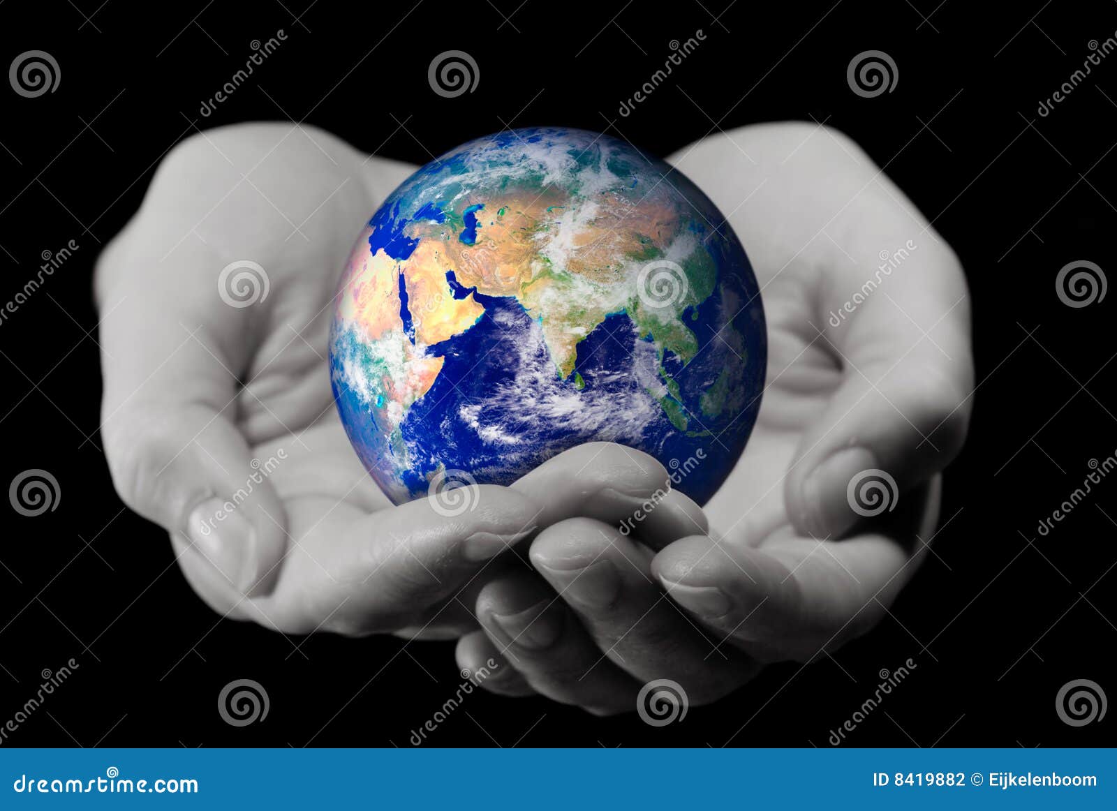 Sostener el mundo foto de archivo. Imagen de ambiente - 8419882