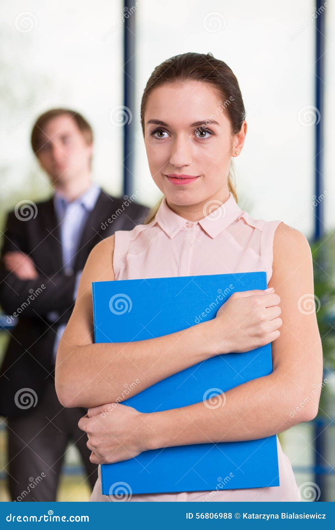 Sostener La Carpeta Con Los Documentos Importantes Foto de archivo ...