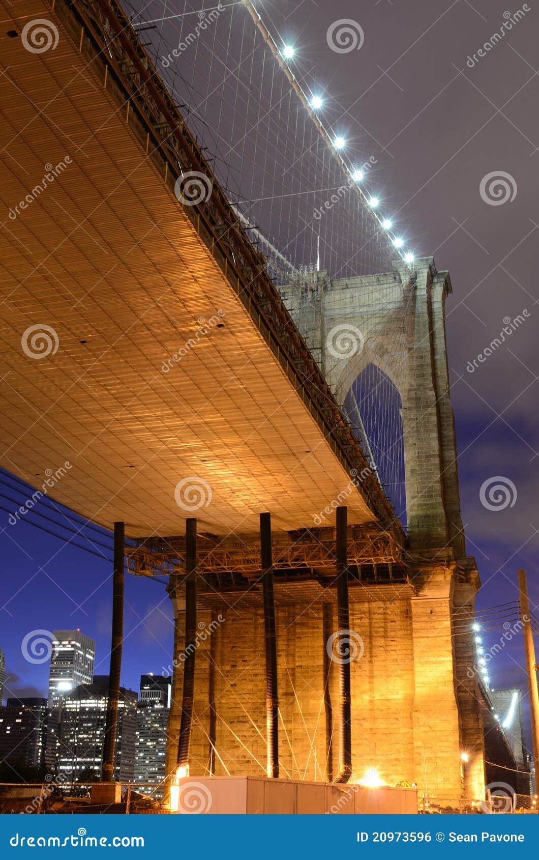 Sotto il ponte di Brooklyn fotografia stock. Immagine di sospensione ...