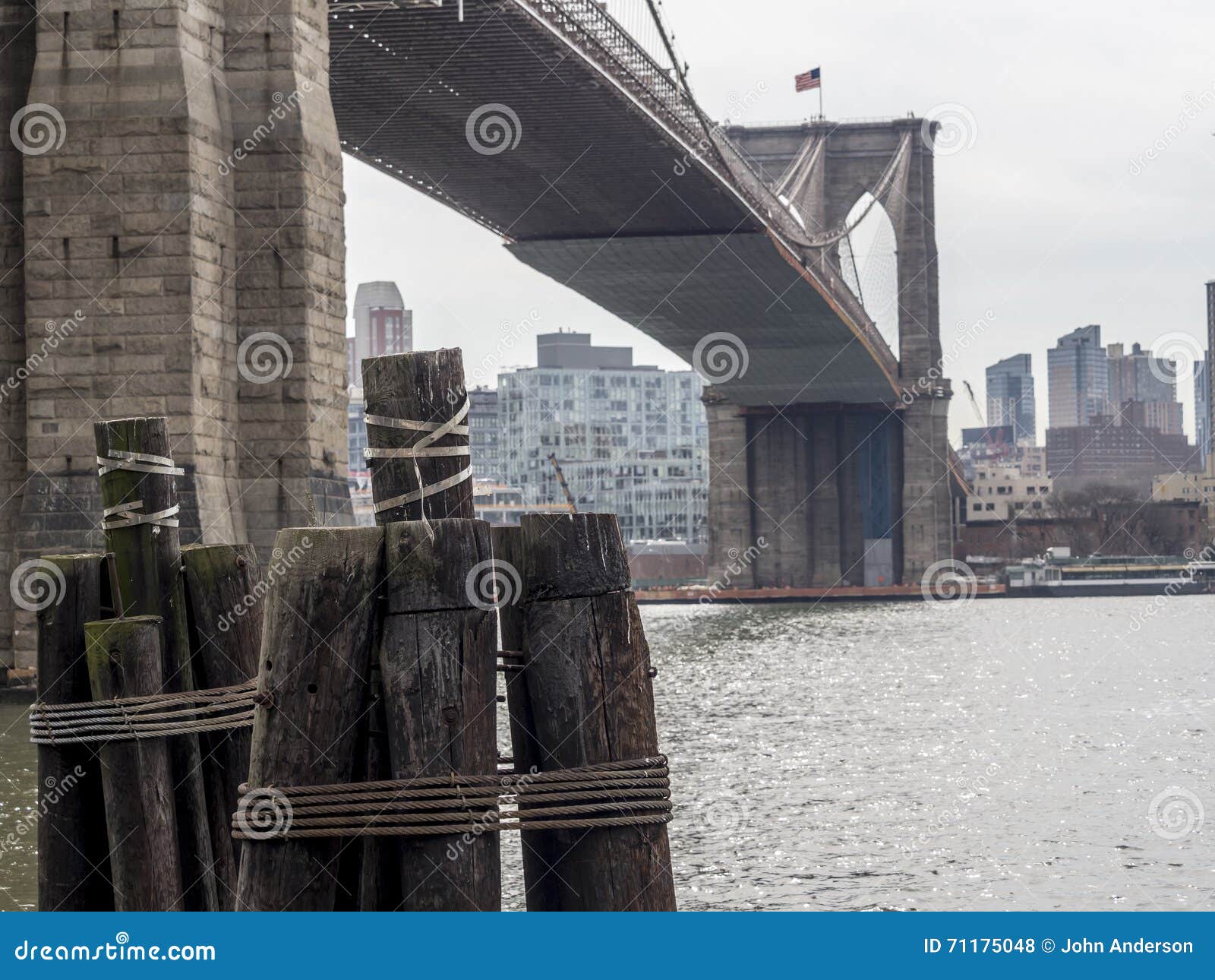 Sotto il ponte di Brooklyn fotografia stock. Immagine di sospensione ...