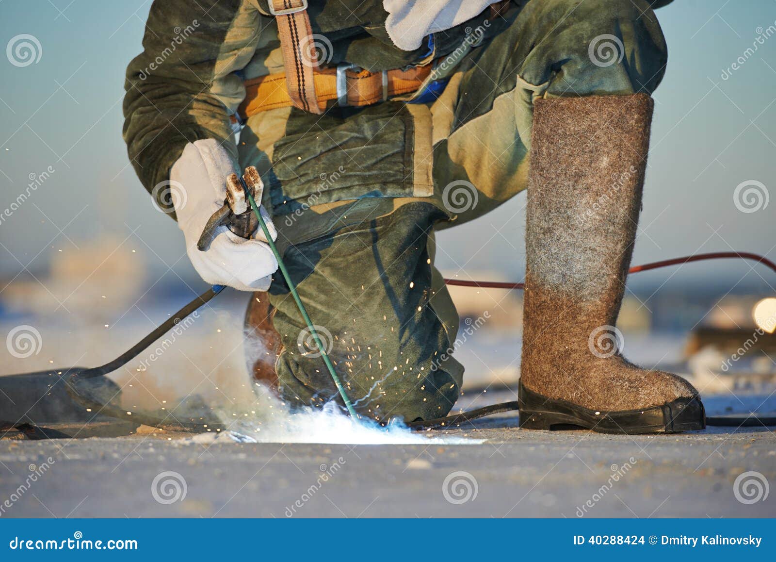 Soudeuse Au Chantier De Construction Photo stock - Image du métal ...