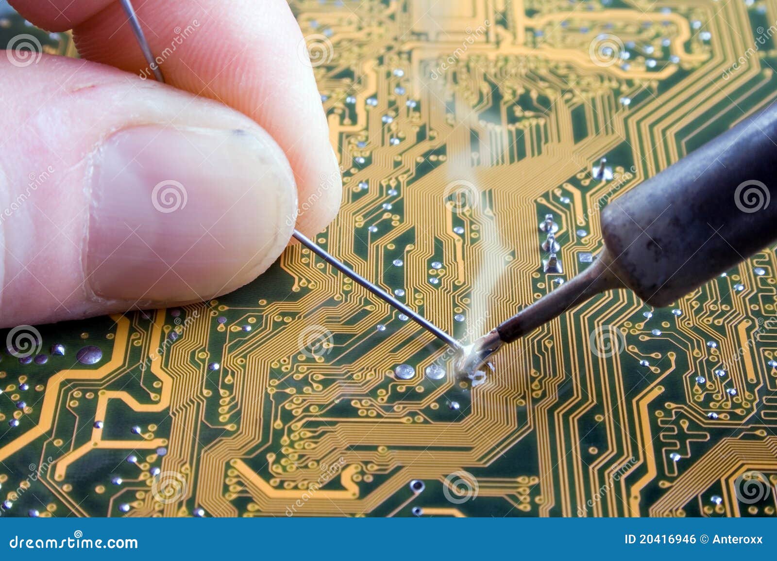 Soudure D'un Circuit électronique Photo stock - Image du connexion ...