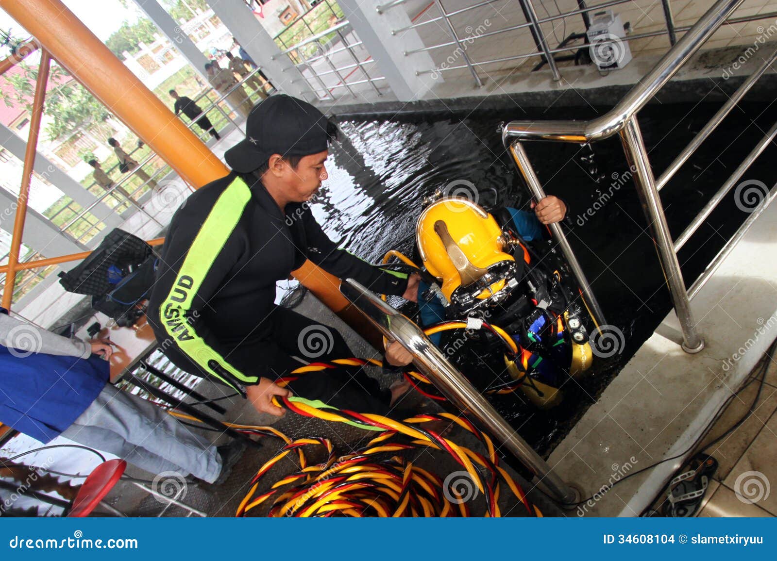 Soudure sous-marine image stock éditorial. Image du java - 34608104