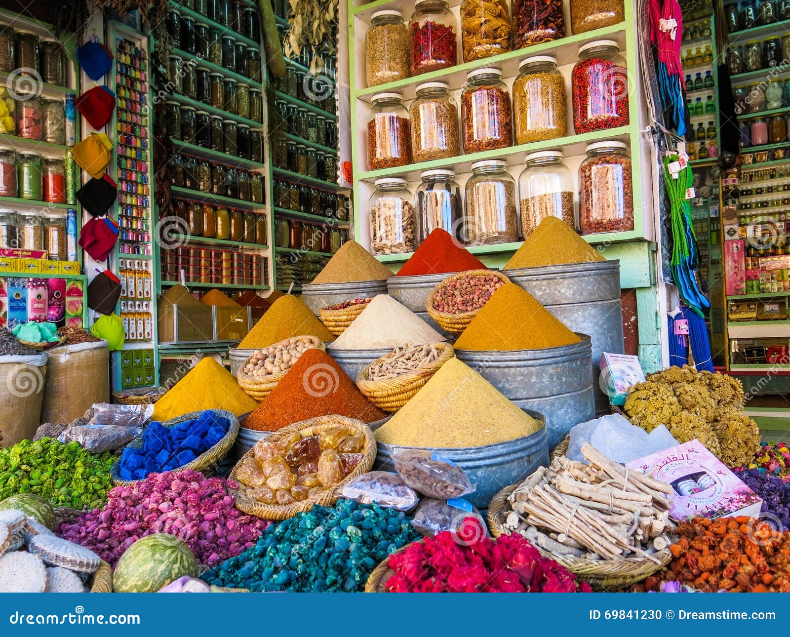 Souk Coloré D'épices Chez La Médina, Marrakech, Maroc Image éditorial - Image du souk, vibrant ...