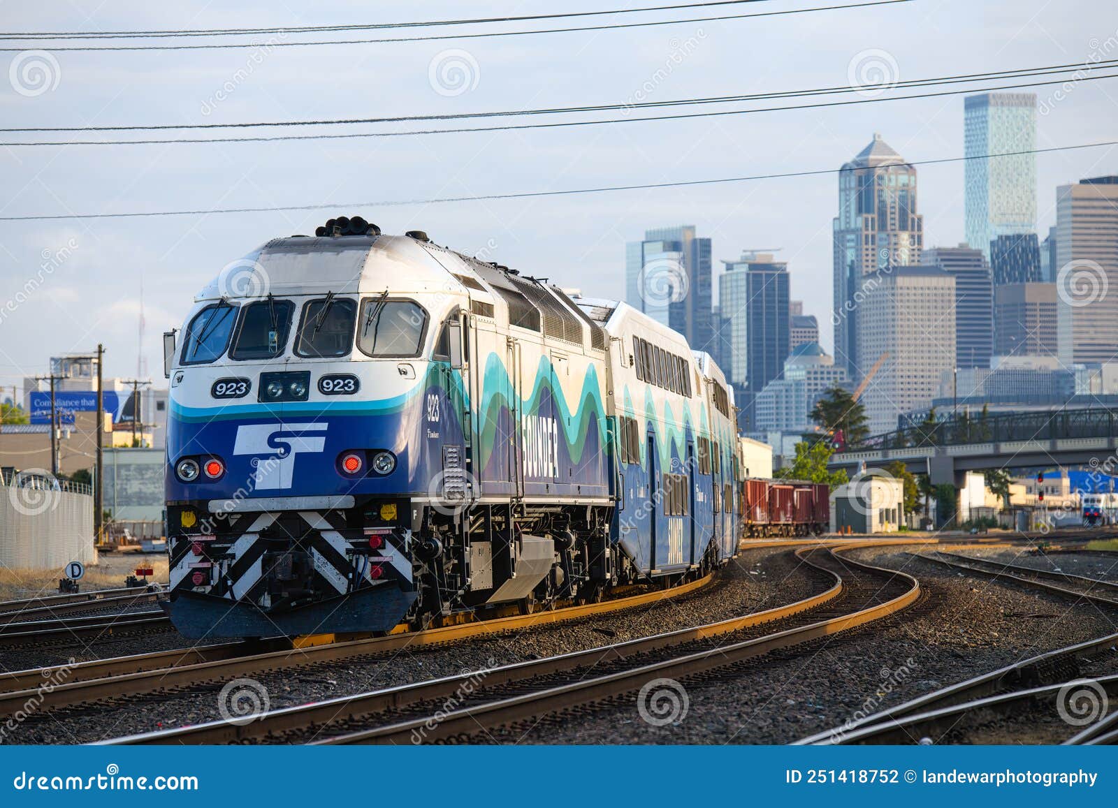 Sound Transit Commuter Train Approaches Downtown Seattle Editorial ...