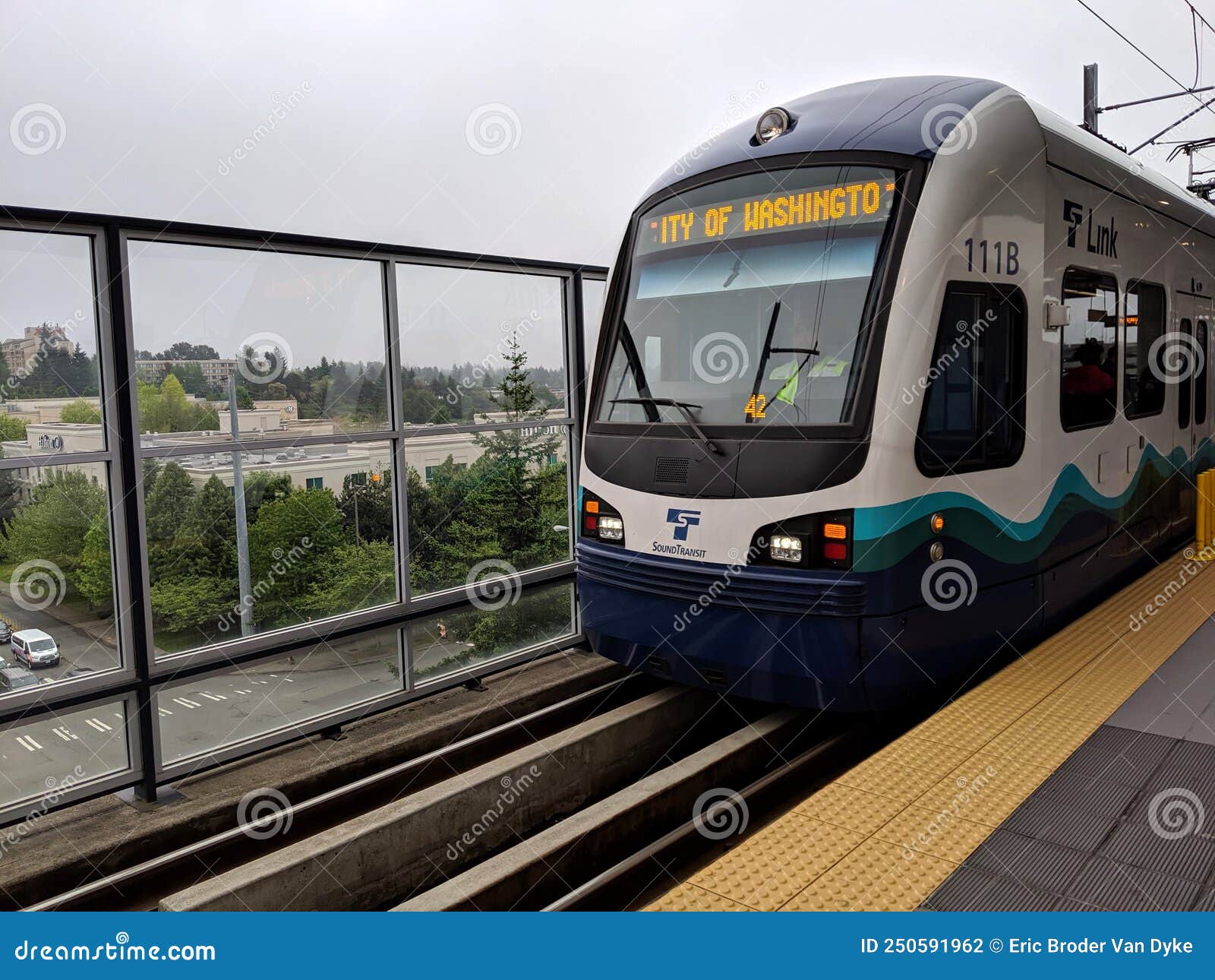 Sound Transit Light Rail Train Pulls into SeaTac Airport Station ...