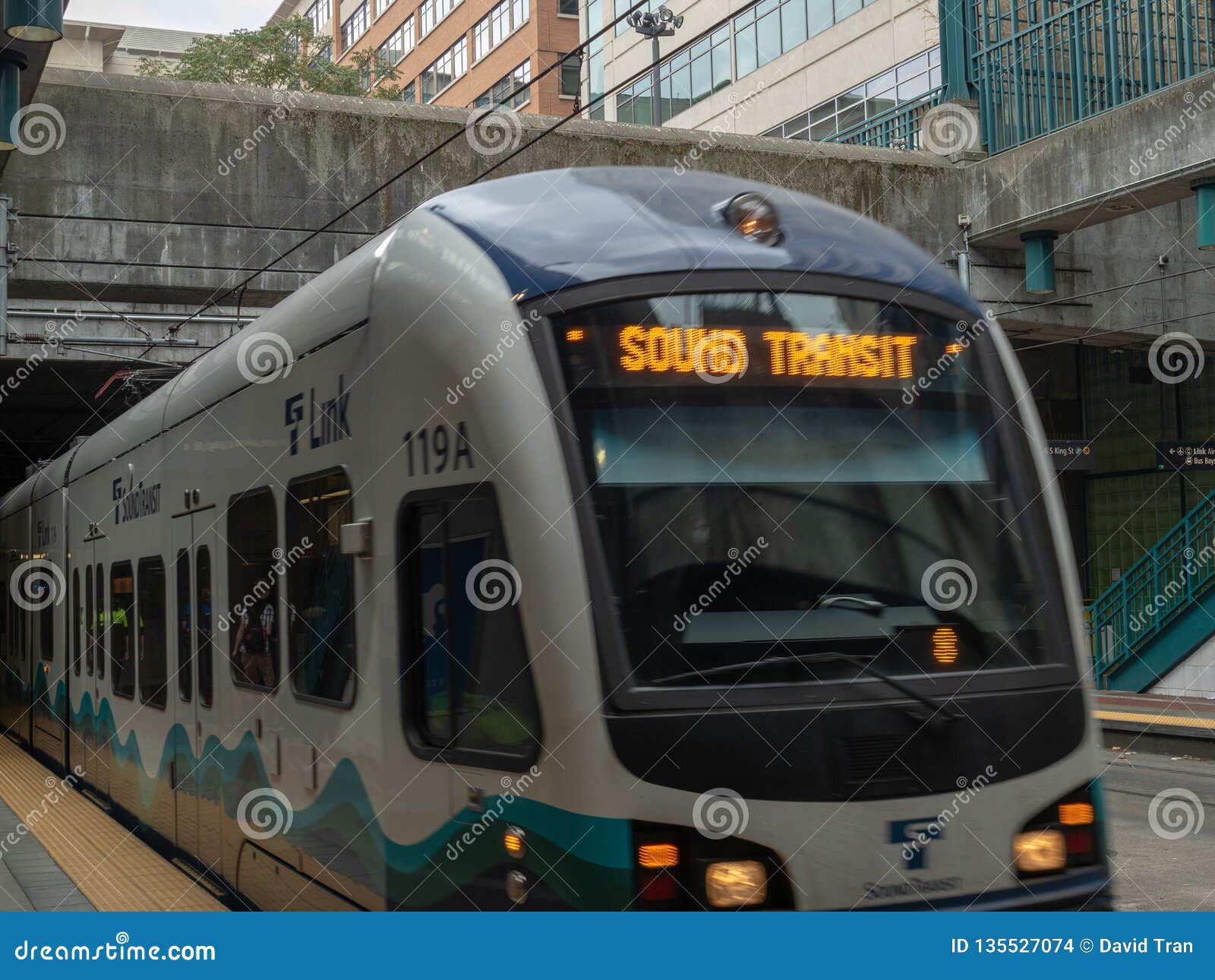 Sound Transit Link Light Rail Pulling into Outdoor Station Editorial ...