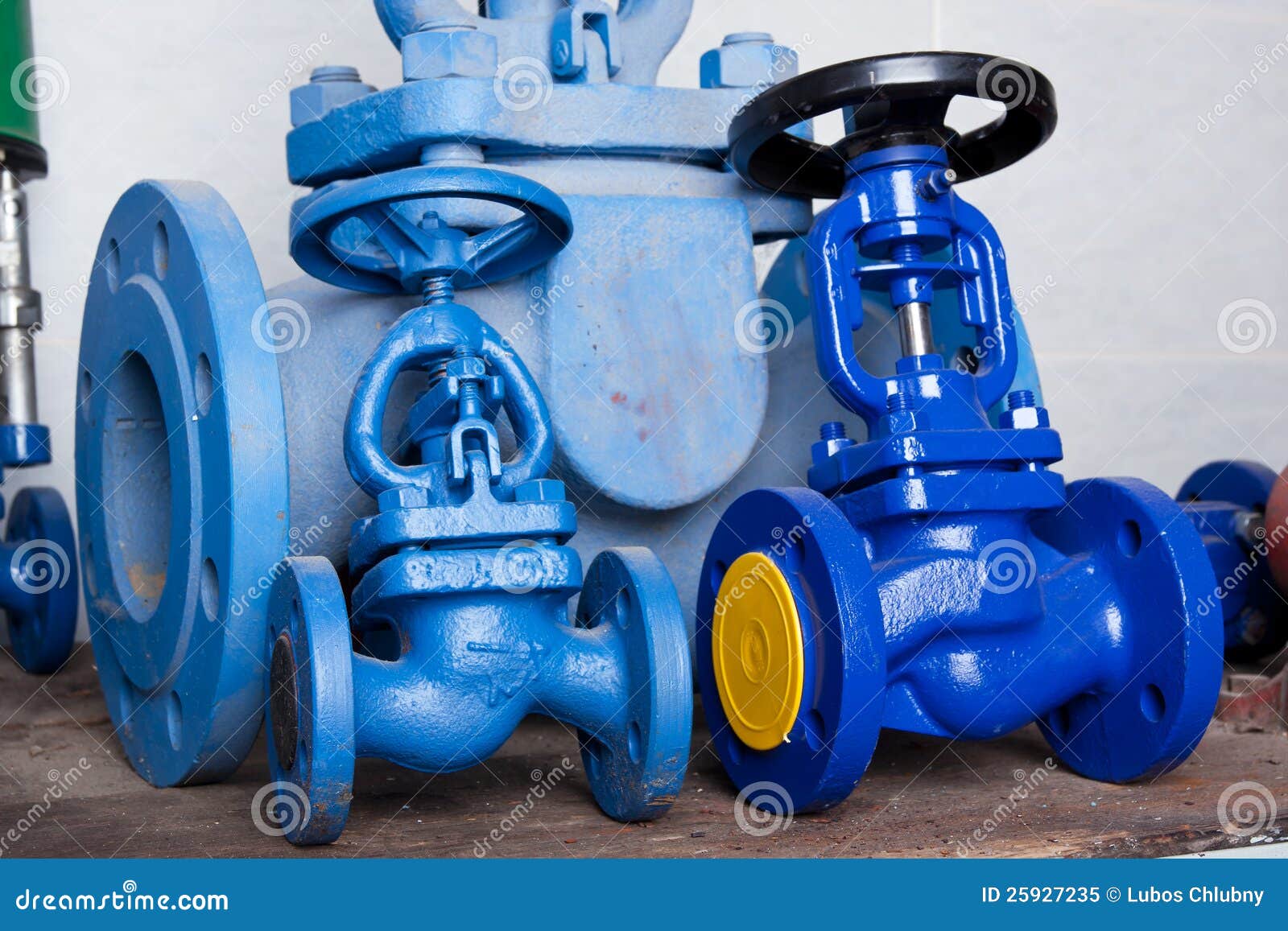 Soupapes de refoulement image stock. Image of acier, industrie - 25927235