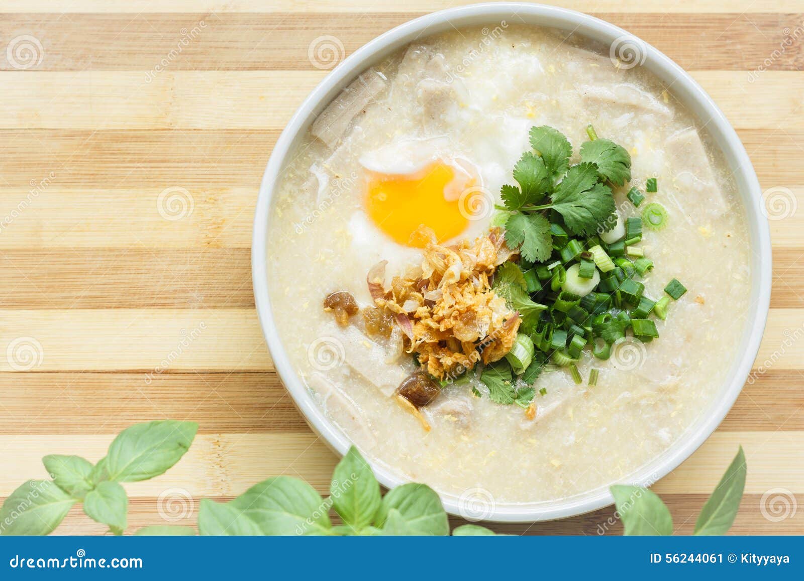Soupe au riz avec l'oeuf image stock. Image du restaurant - 56244061