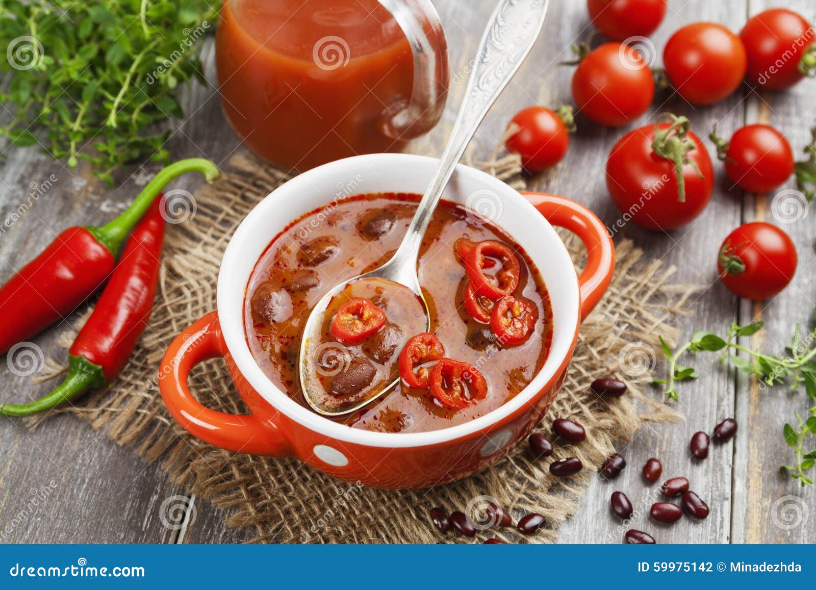 Soupe Avec Le Haricot Rouge Photo stock - Image du légume, assiette ...