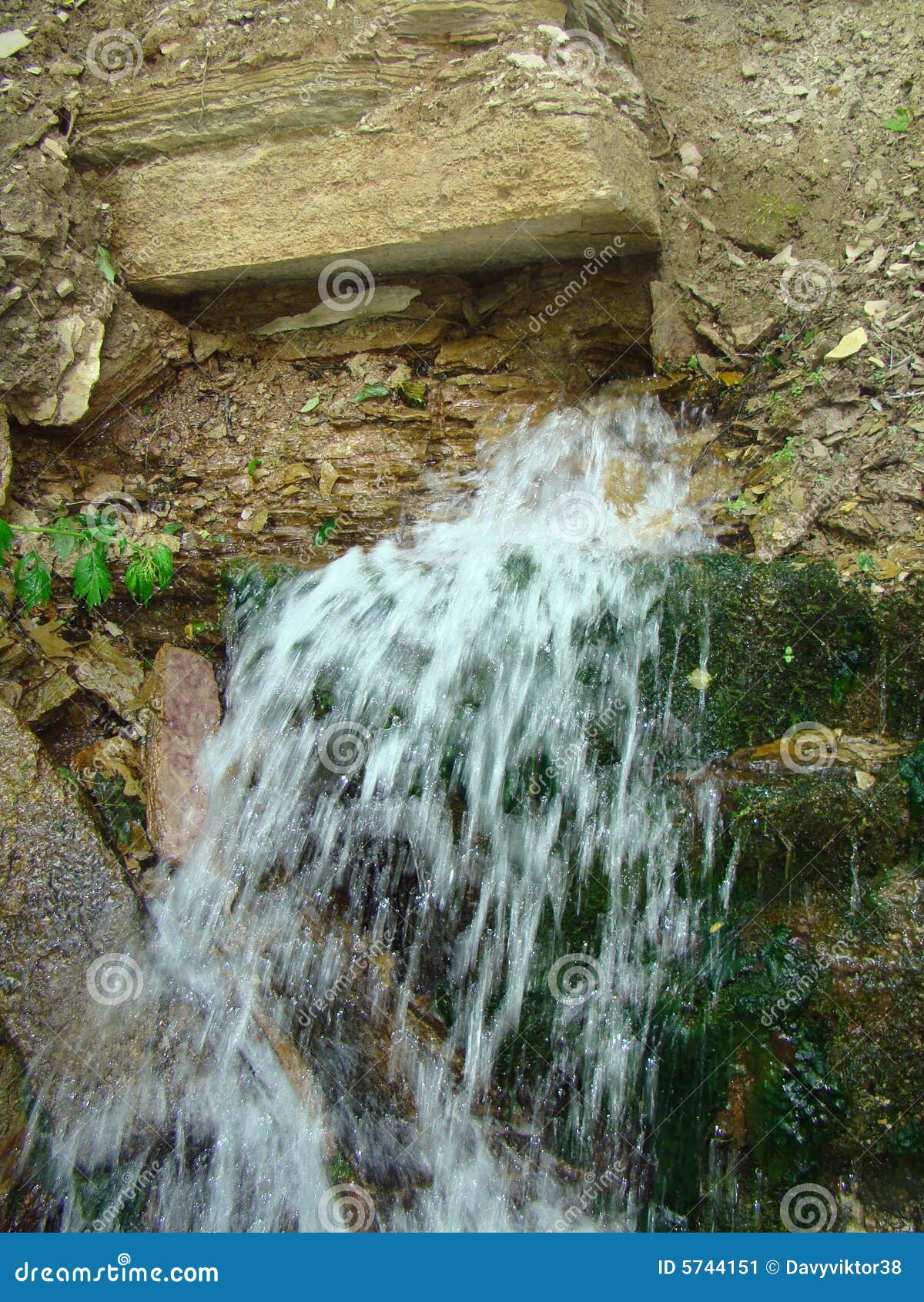 Source d'eau minérale image stock. Image du cadre, près - 5744151