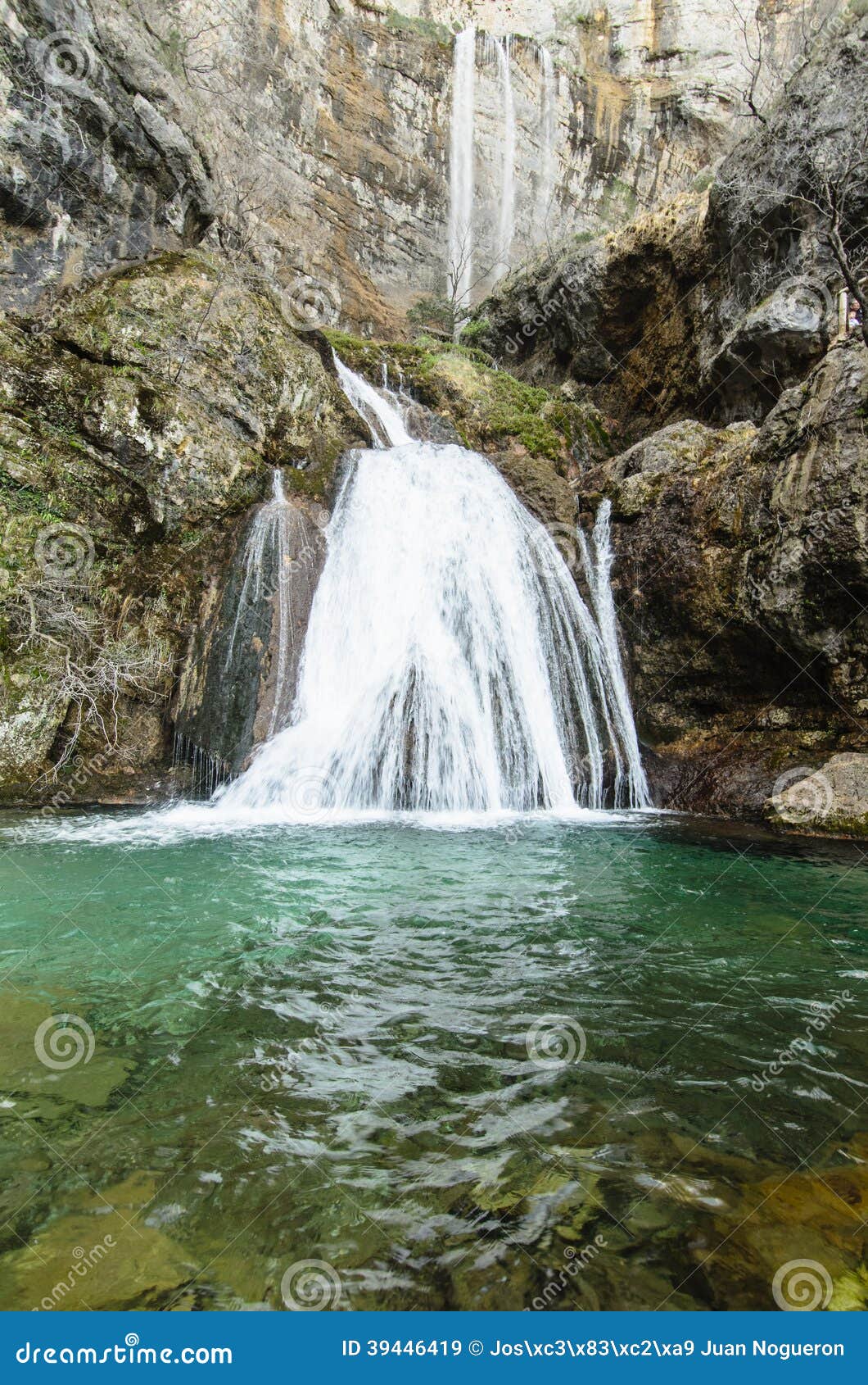 Source Du Monde De Cascade De Rivière Image stock - Image du énergie ...