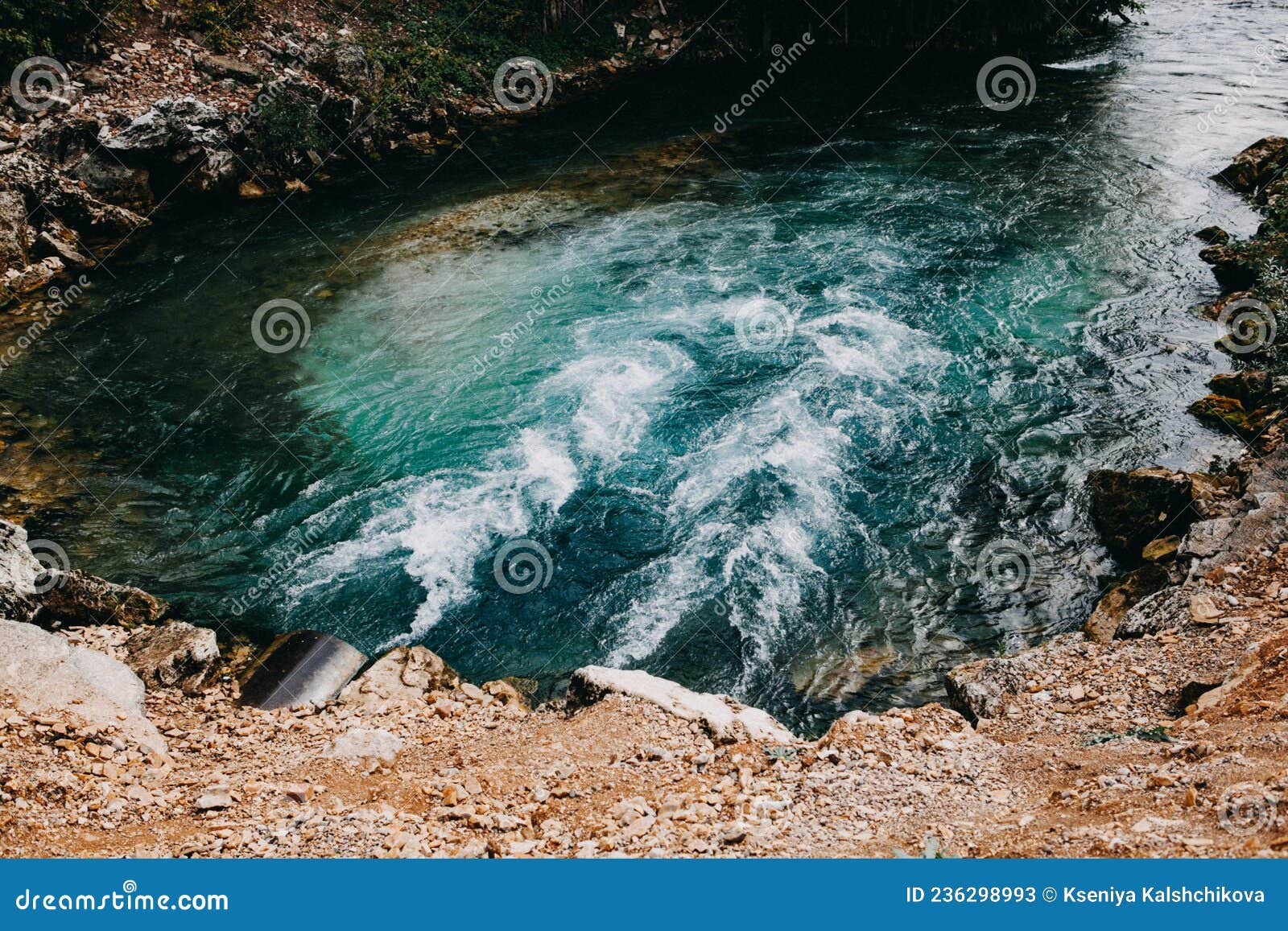 Source Naturelle D'eau Potable Image stock - Image du minerai, mondial ...