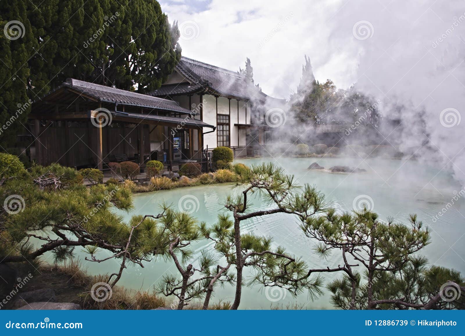 Source thermale au Japon image stock. Image du jardin - 12886739