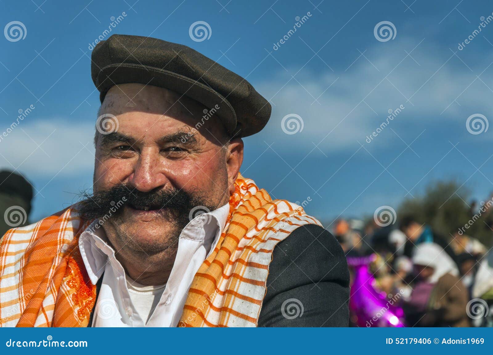 Souriant, Homme Turc Mustached Photo stock - Image du foule, aîné: 52179406