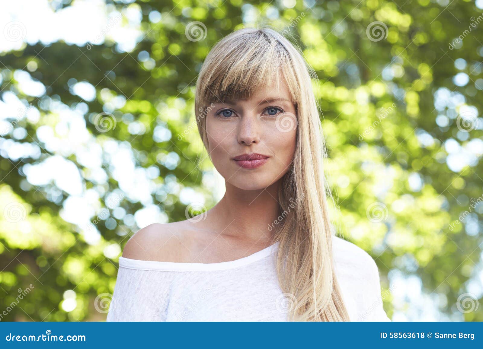 Sourire de femme photo stock. Image du sourire, charme - 58563618