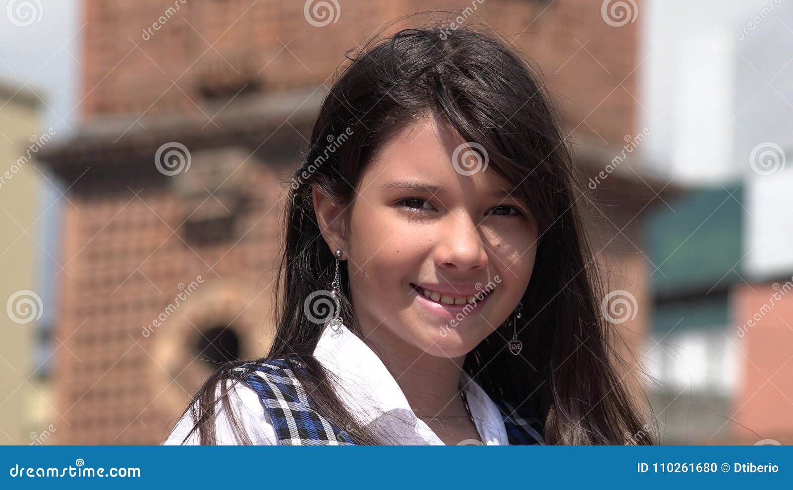 Sourire De Fille De Minorité Photo stock - Image du beau, jeunesse ...