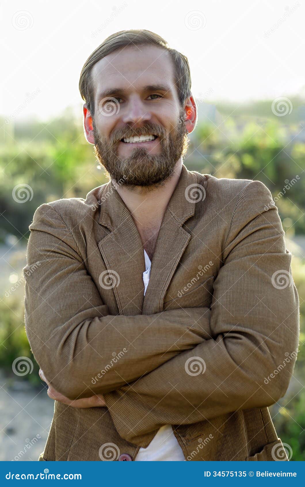 Sourire de jeune homme image stock. Image du fond, fermer - 34575135