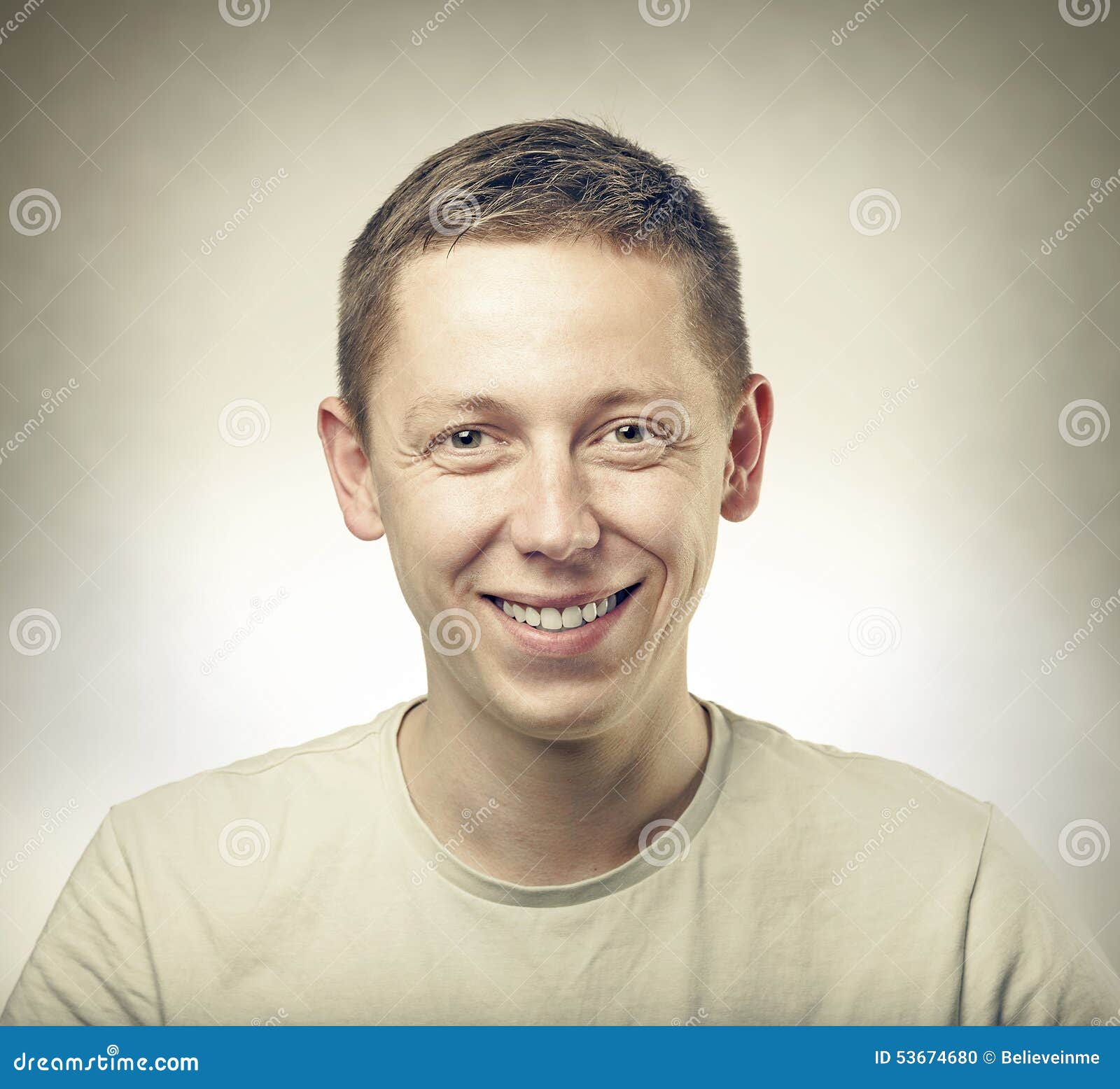Sourire de jeune homme photo stock. Image du rester, joie - 53674680
