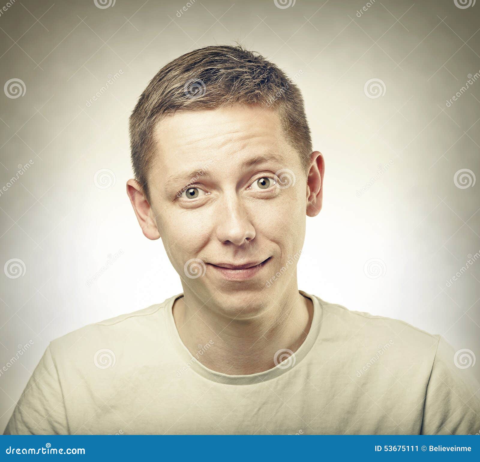 Sourire de jeune homme image stock. Image du joie, simple - 53675111