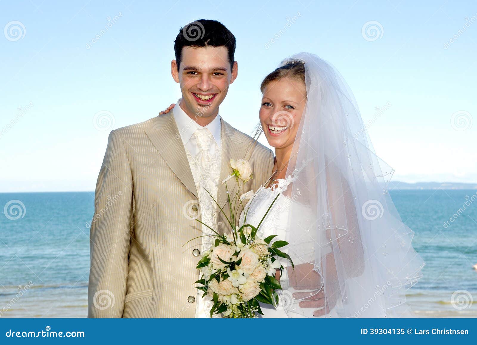 Sourire Heureux De Couples De Mariage Image stock - Image du toilettez ...